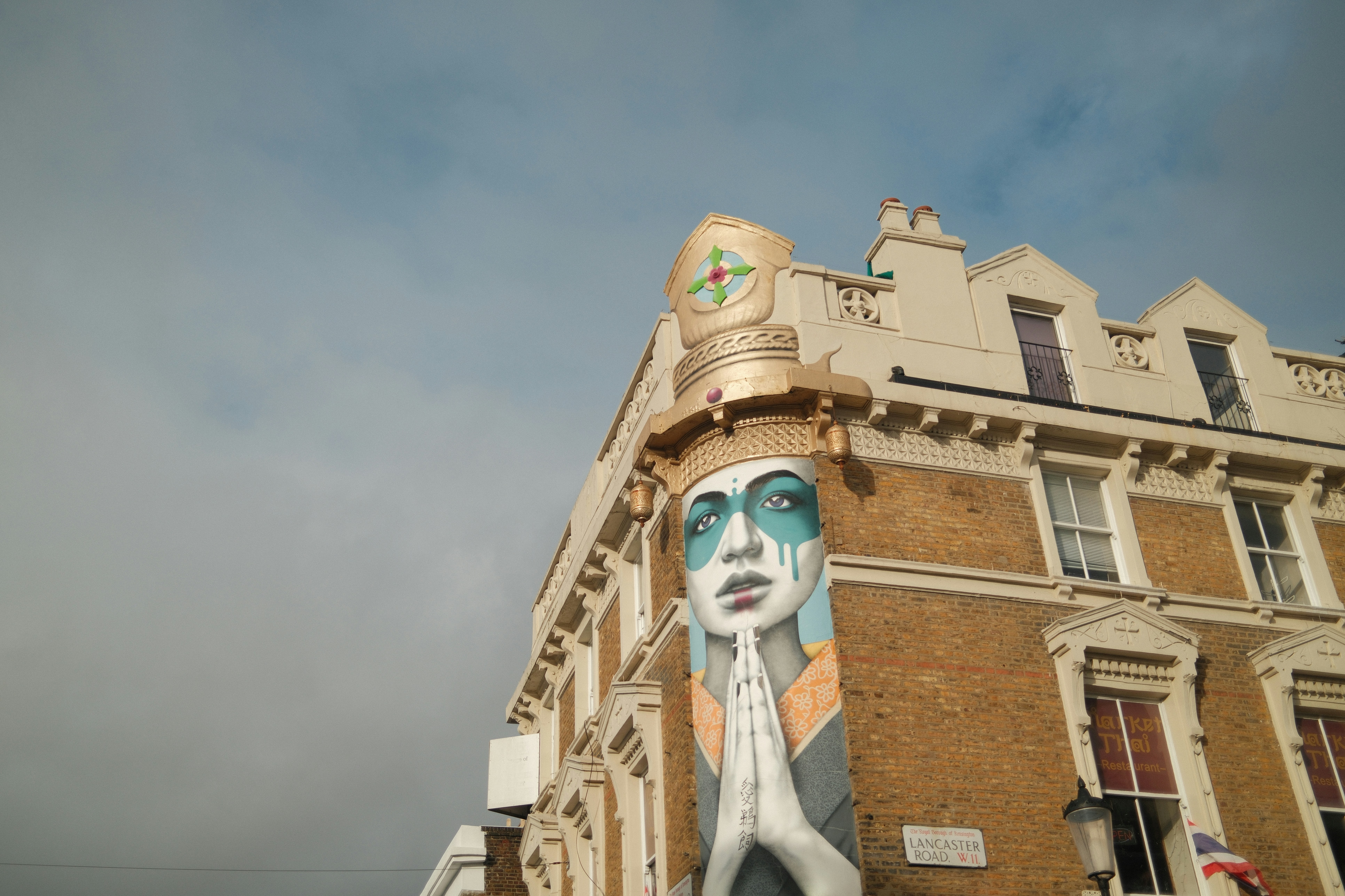 Art graffiti d’un visage en prière sur un coin d’immeuble. photo ...