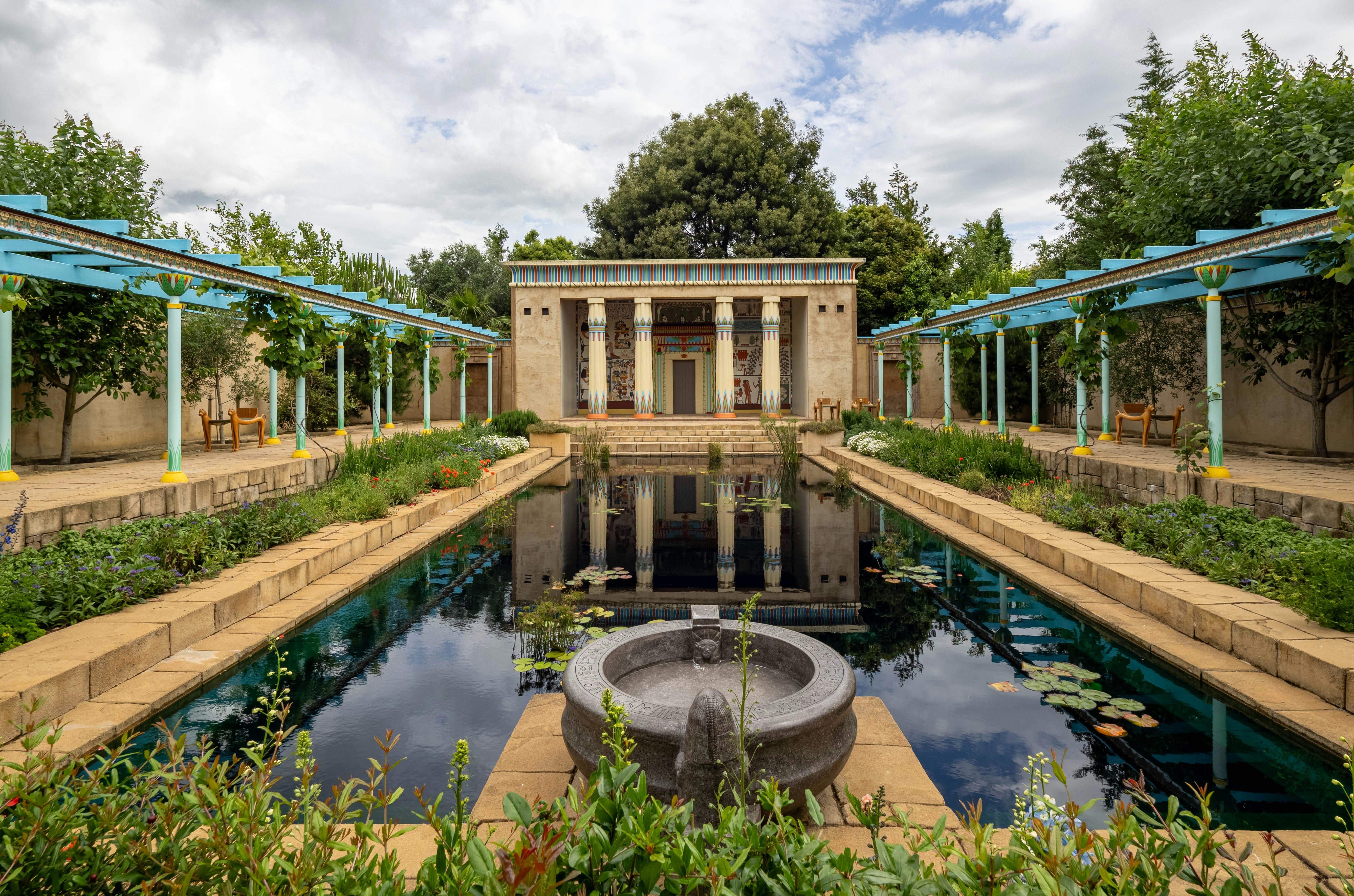 Neoclassical building with reflecting pool and garden photo – Free ...