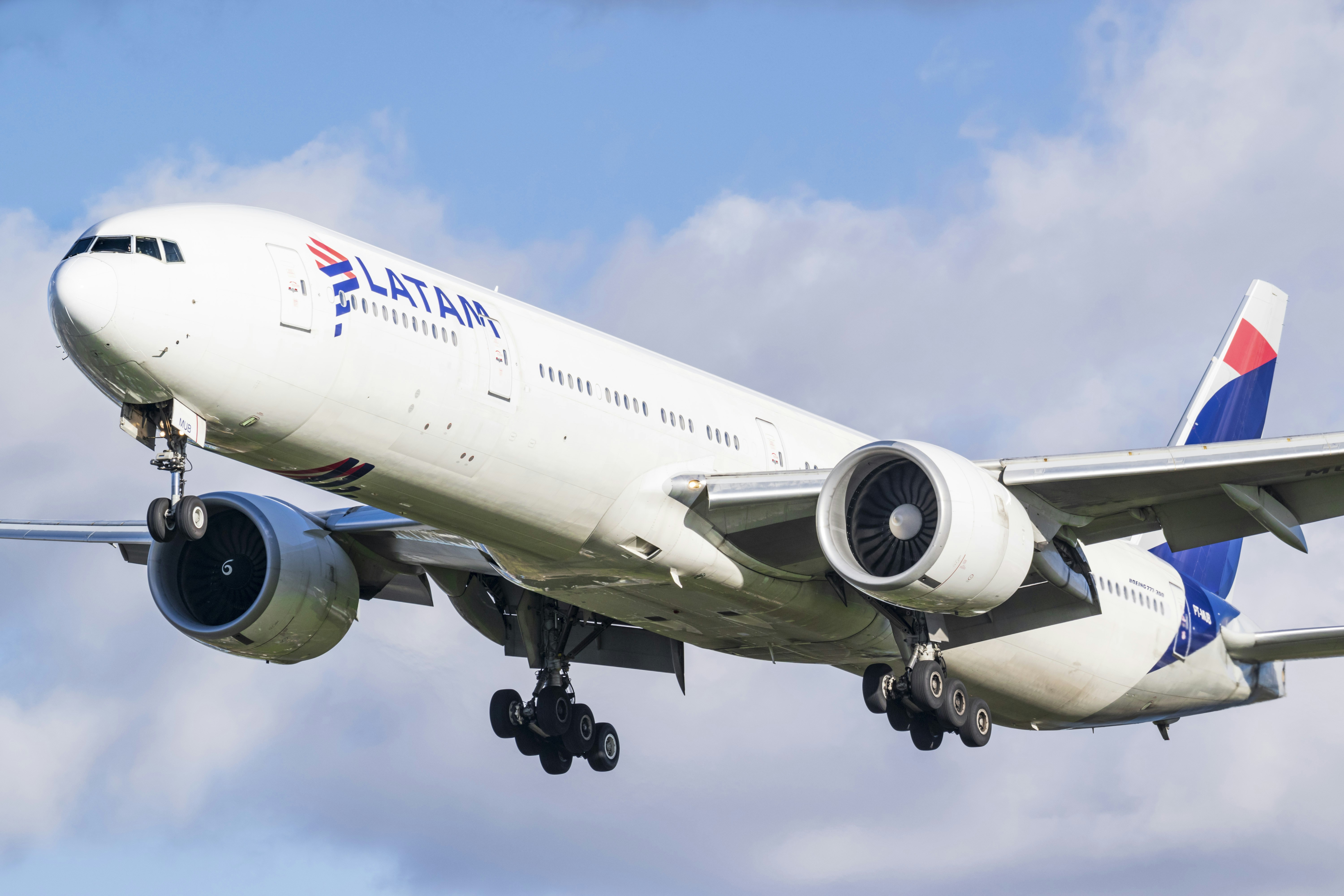 Turbine Glider: A Latam Dreamliner Touching the Sky