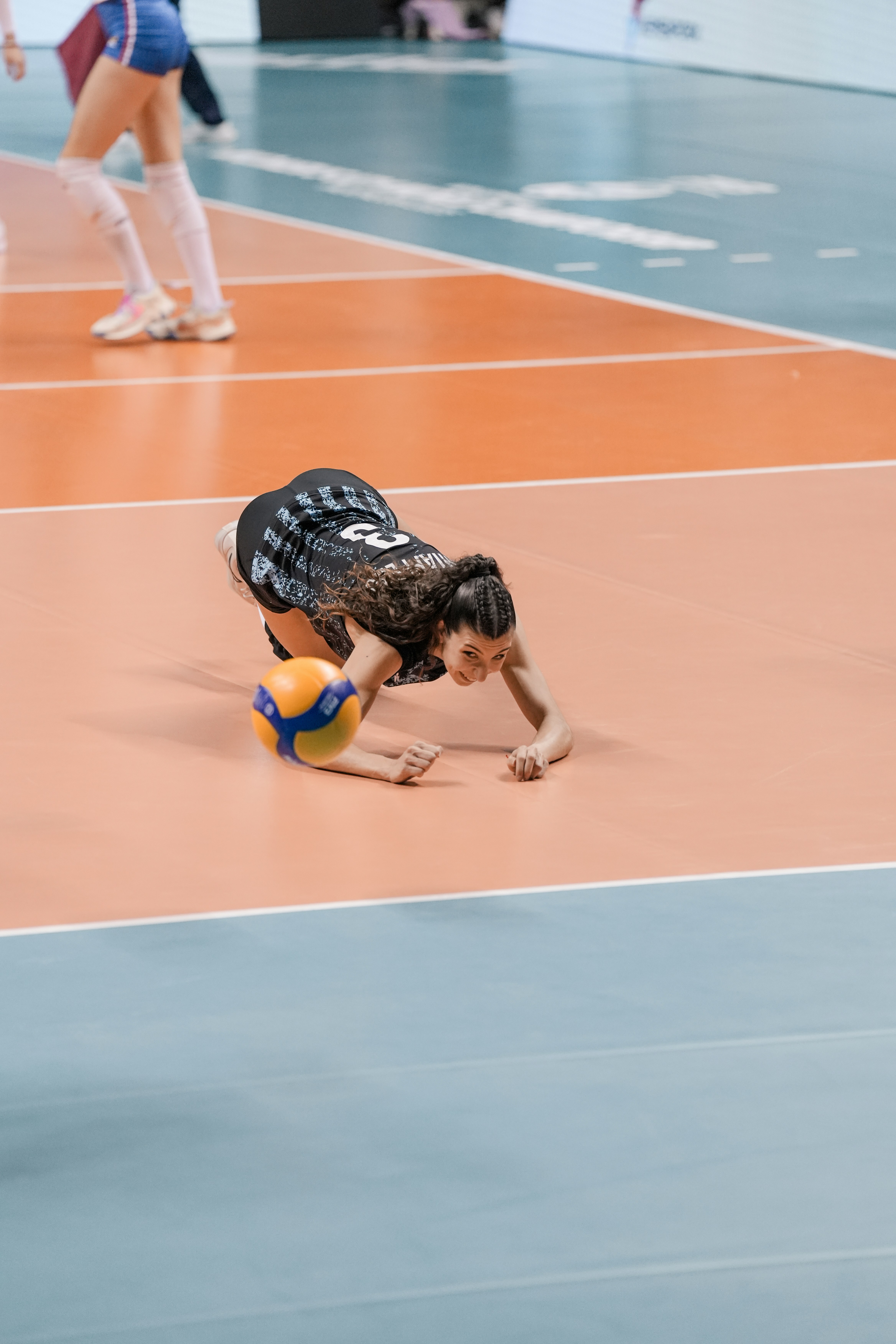 Der Volleyballspieler taucht auf dem Spielfeld nach dem Ball Foto ...