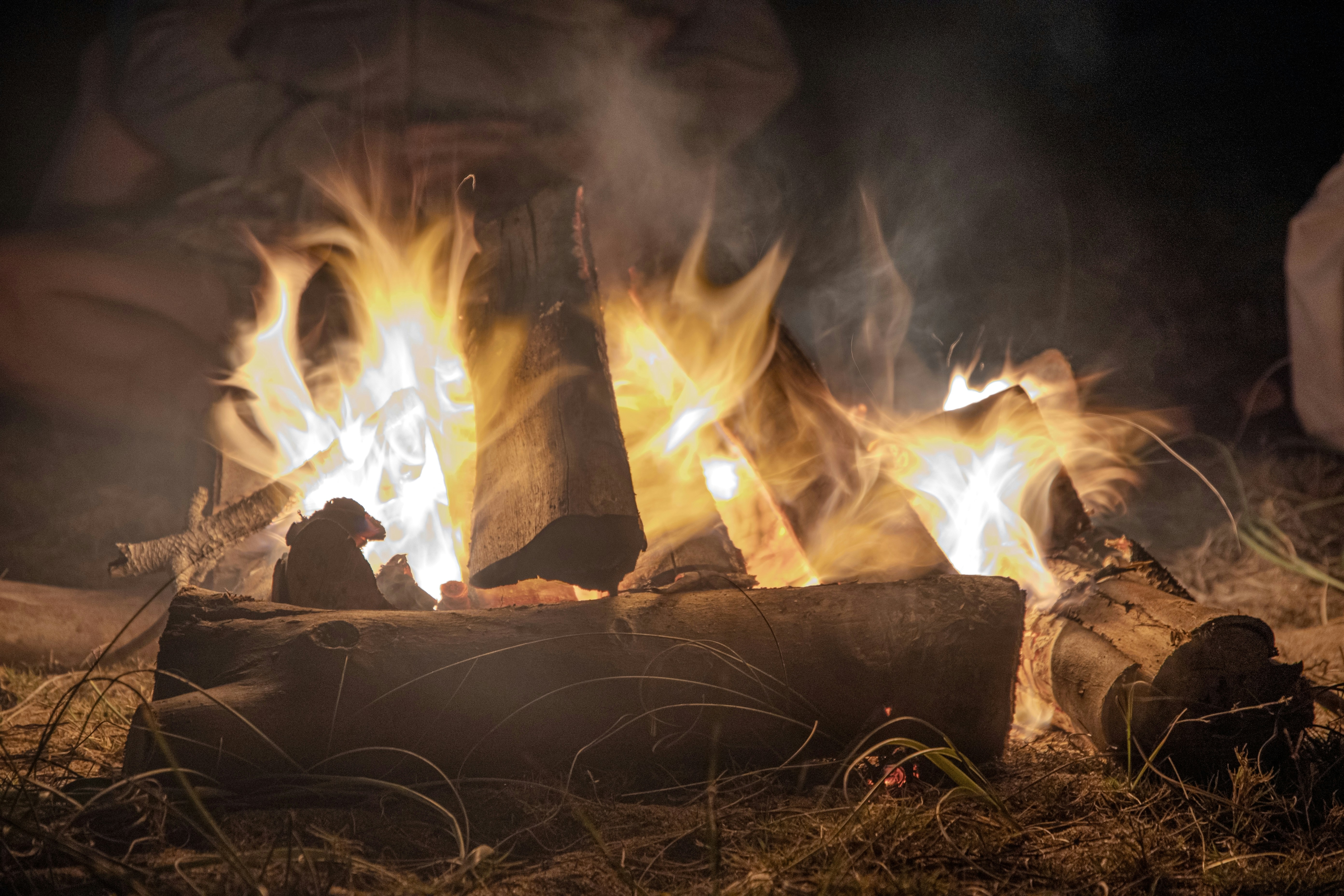 Warm Pulse: A Campfire Core Dances Through Night