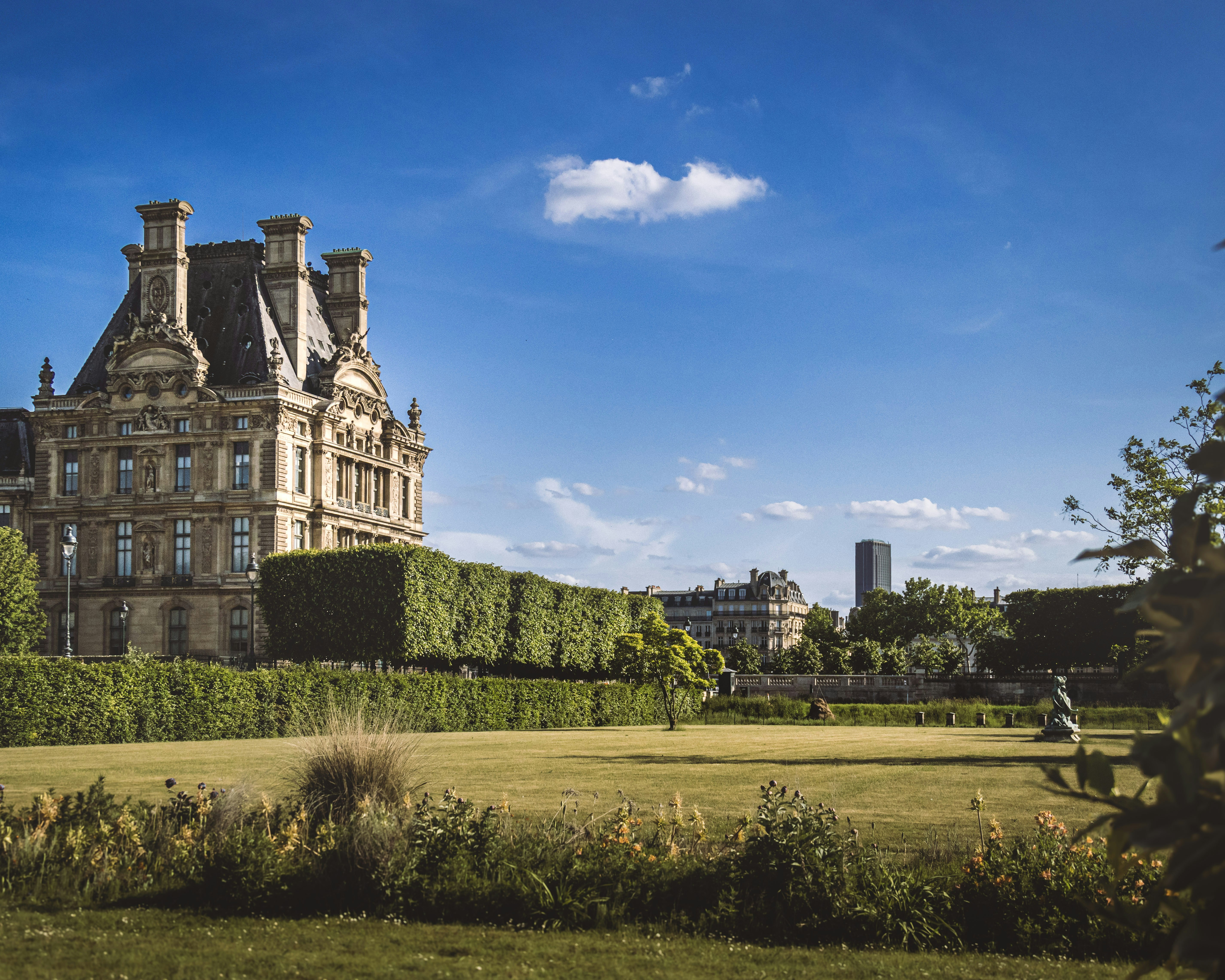 Vue du Musée du Louvre, et de la Tour Montparnasse, depuis le Jardin des Tuileries, Paris.