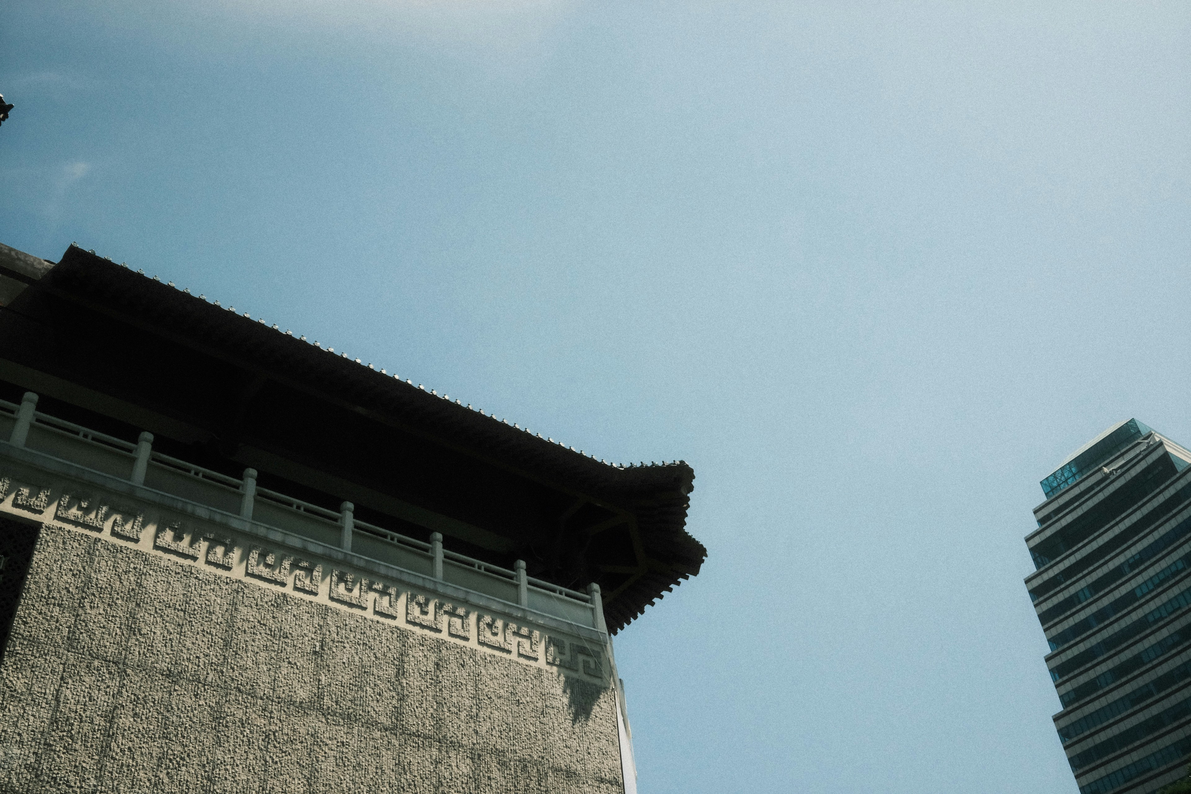 Cornered Light: A Teahouse Roof Meets the Sky