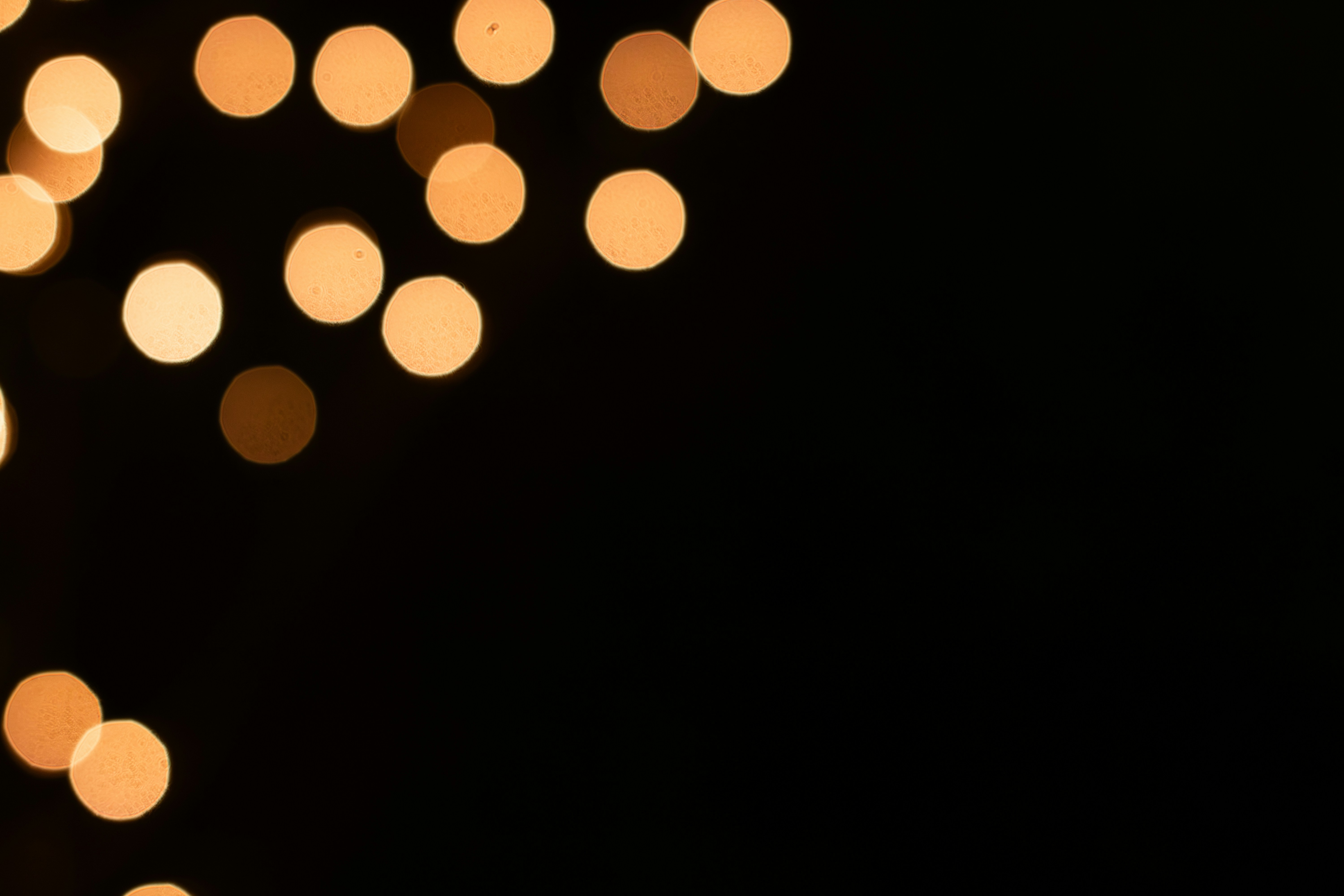 Luci dorate sfocate su uno sfondo scuro foto – Immagine gratis di ...