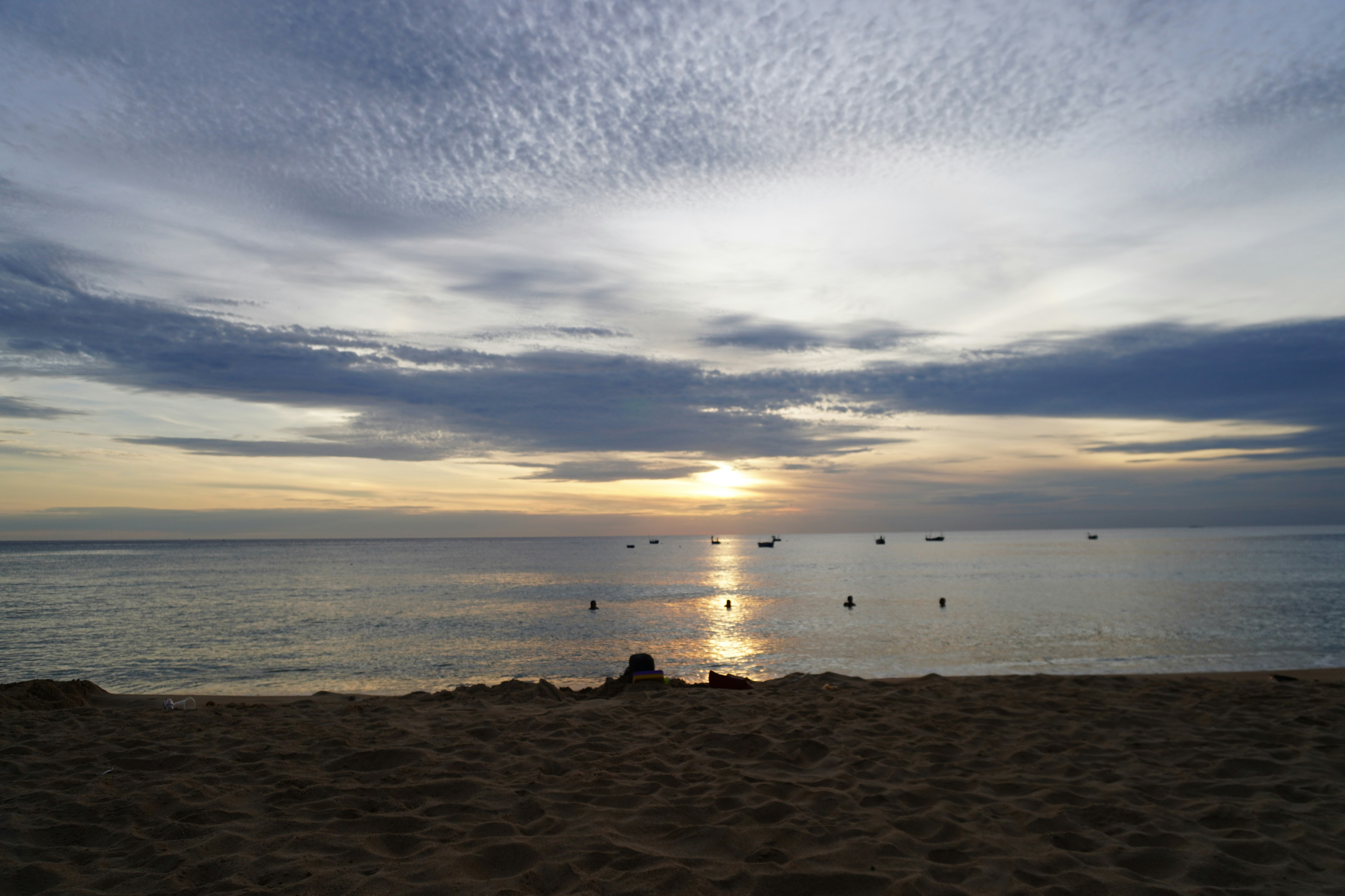 Sunlit Beach Horizon: Quiet Moments at Dusk