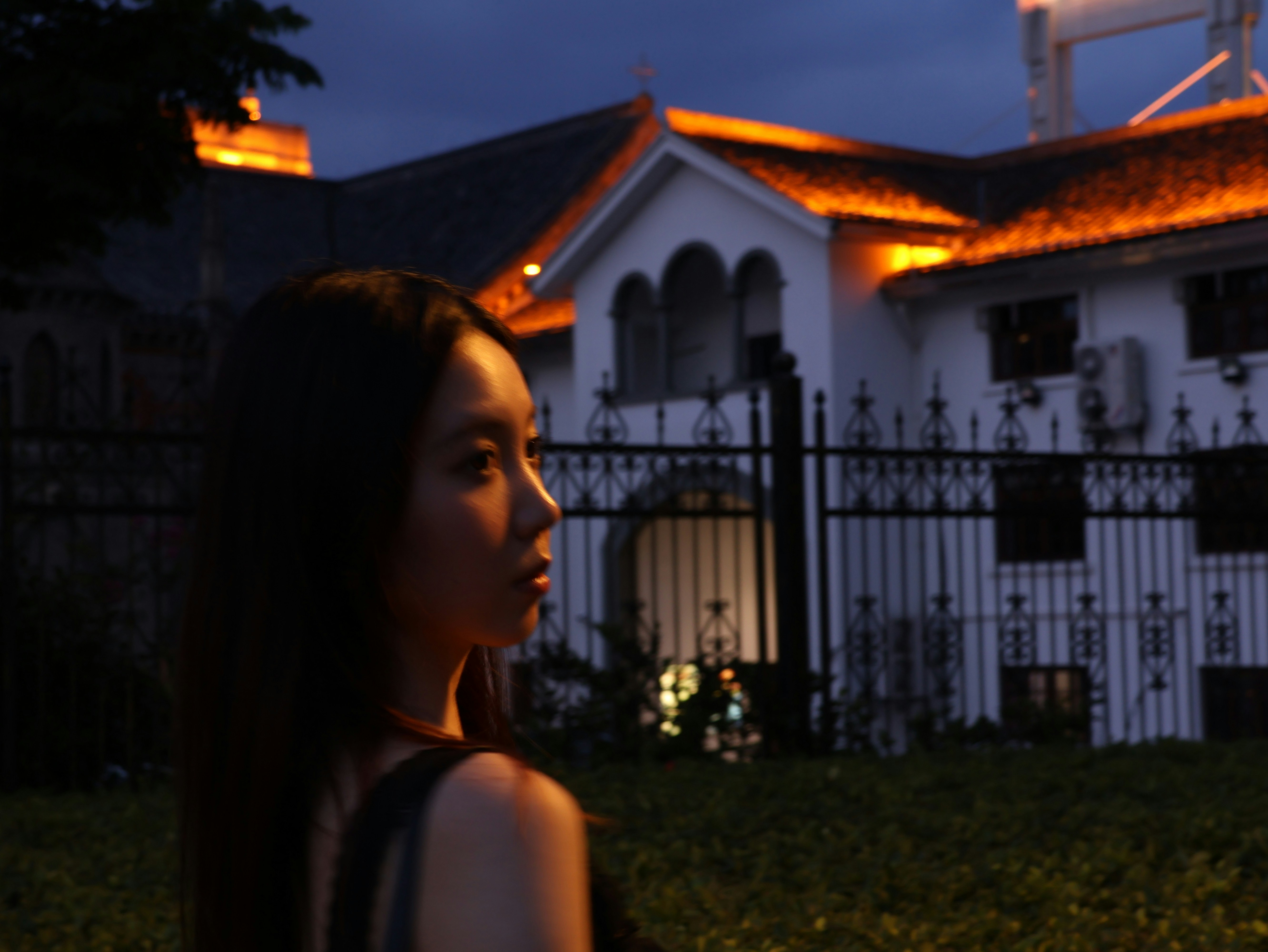 Evening Portrait in Low Light: Soft Glow on the Subject