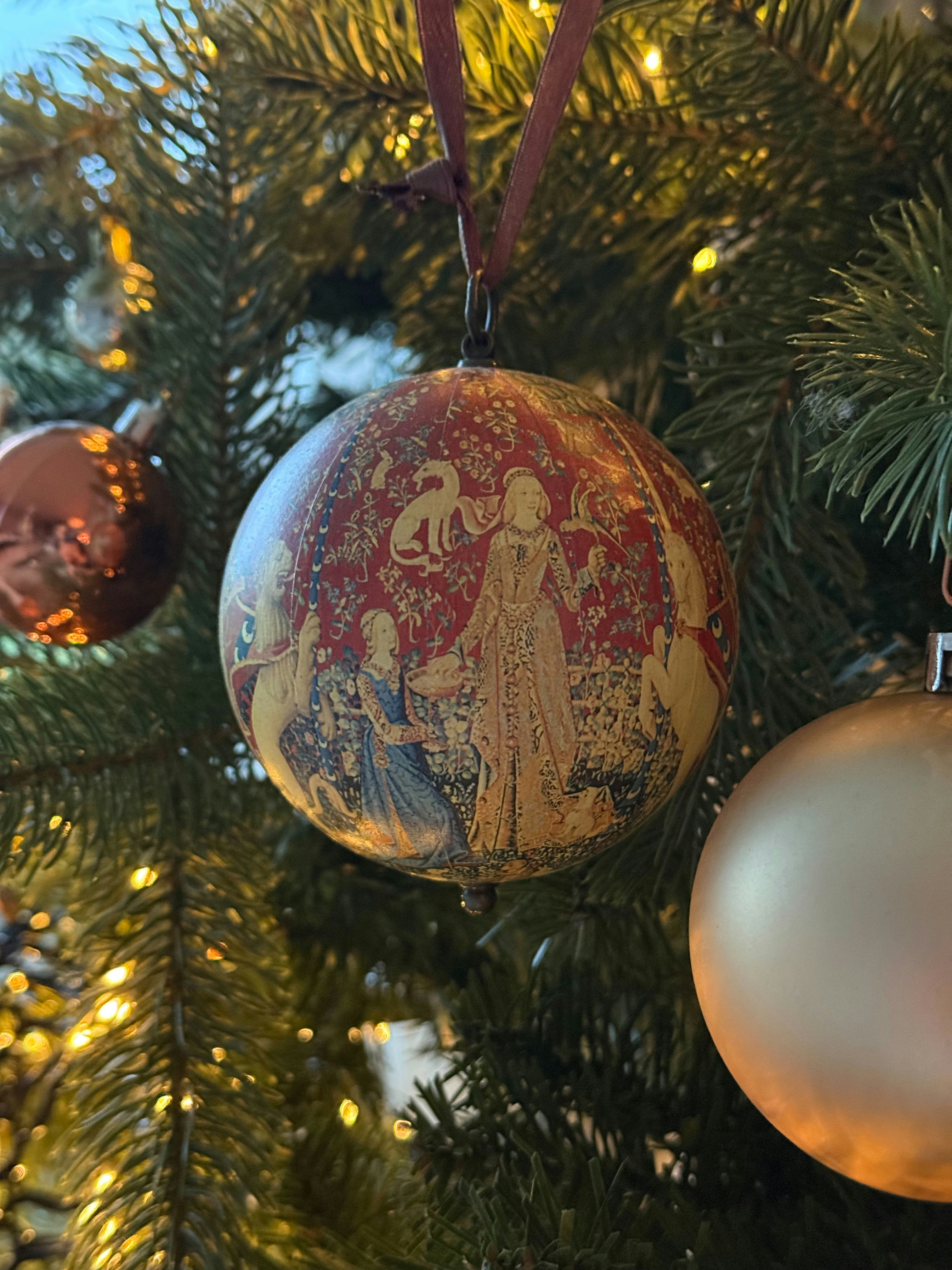The Antique Scene Ornament Centerpiece