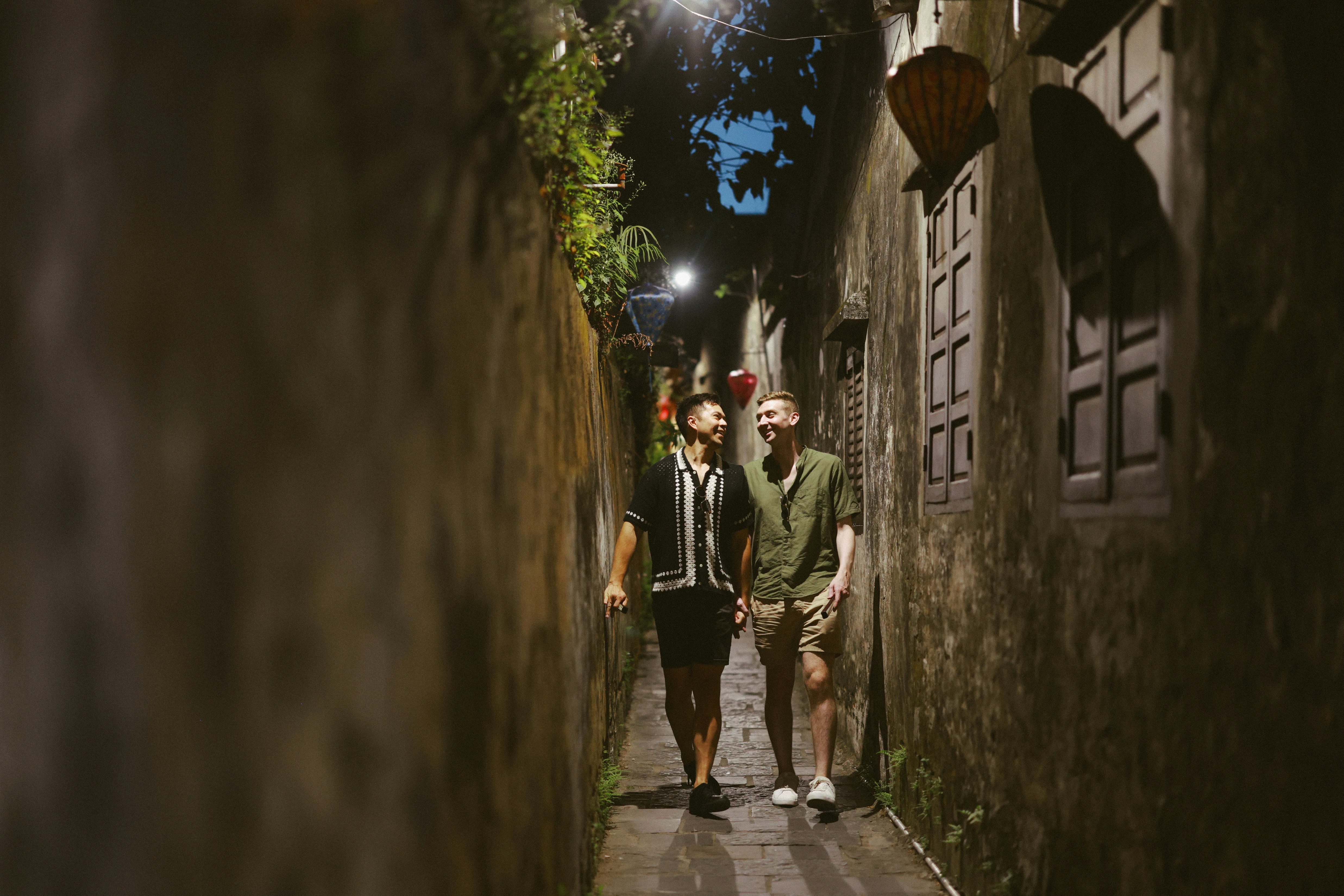 Night Alley Confidants: A Quiet Conversation Under Streetlight Glow