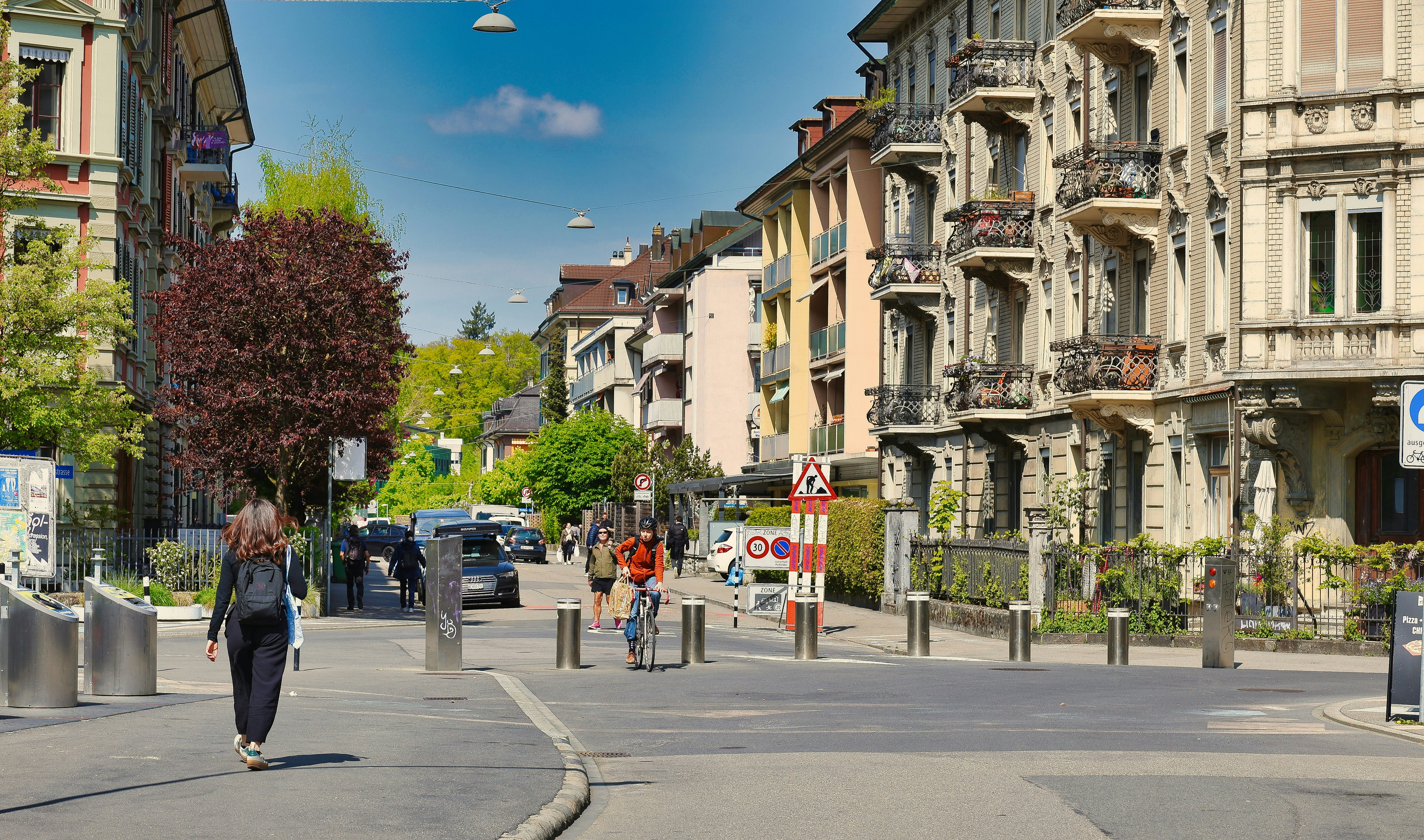 Ville de Berne (quartiers nord) : Rue cyclable de la Freie Strasse, "collectrice cycliste" de la zone de rencontre étendue Muesmatt