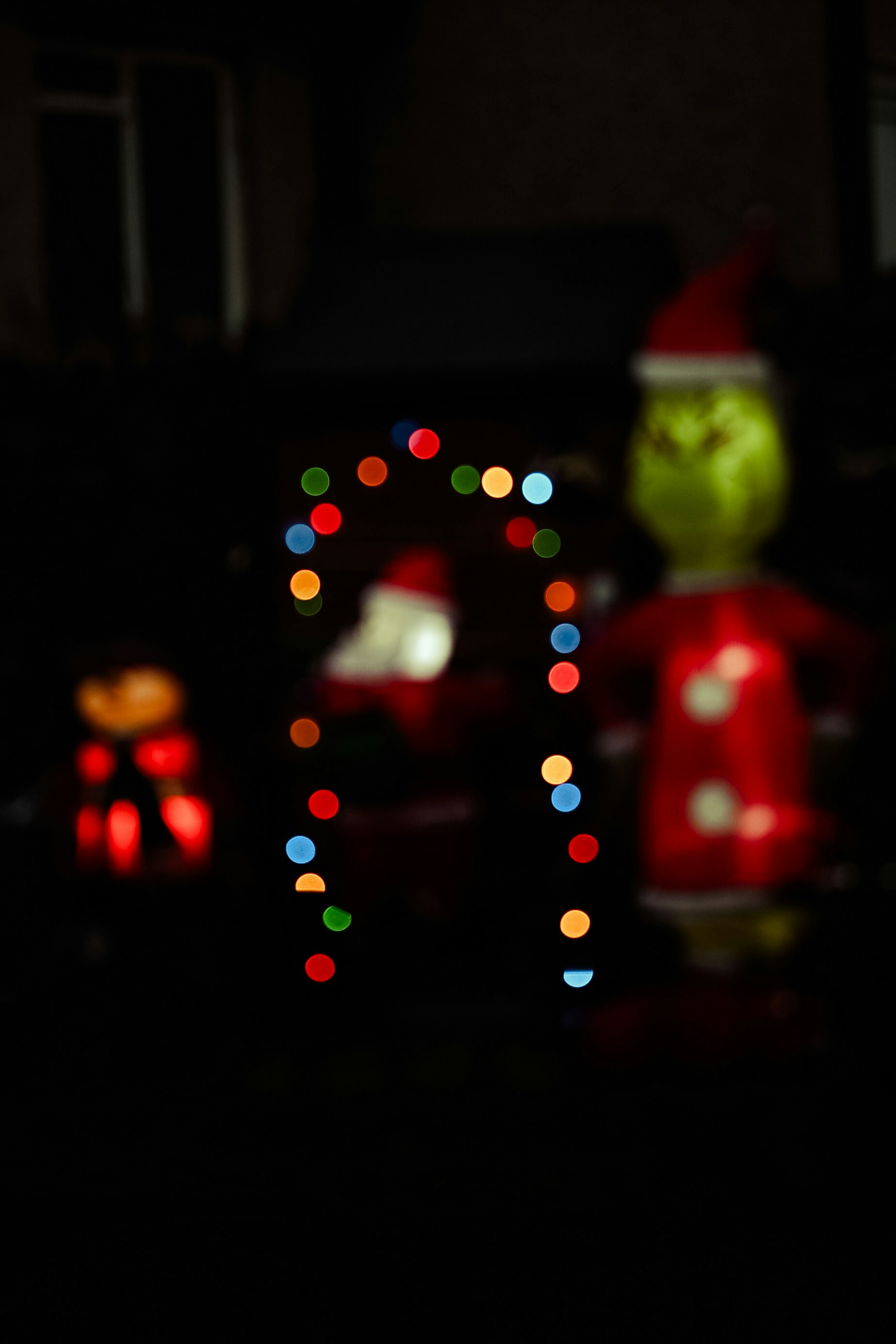 Soft Neon Arc: A Night Scene Framed by Blurred Holiday Lights