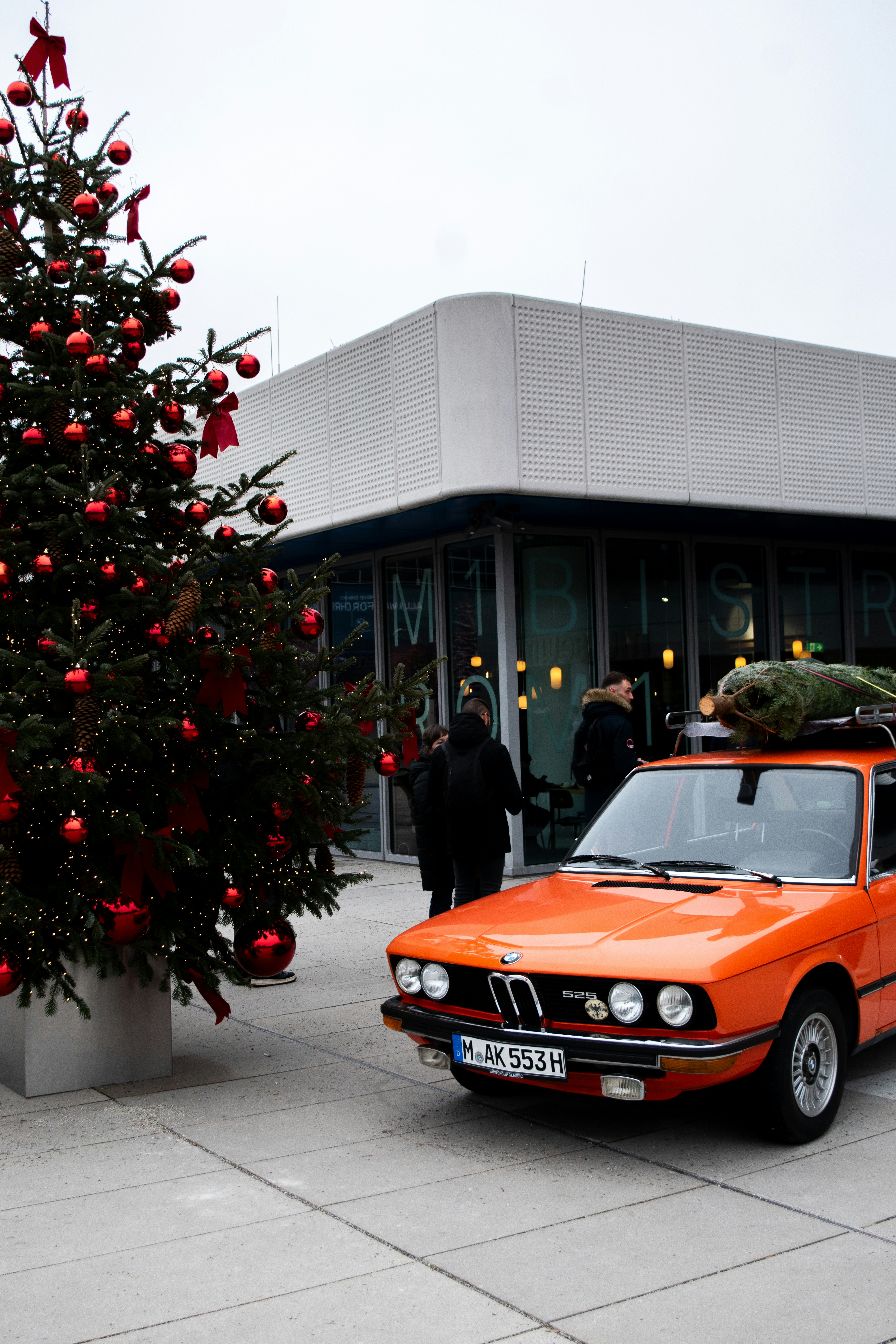 Orangeclassic: A Holiday Apparatus by the Storefront
