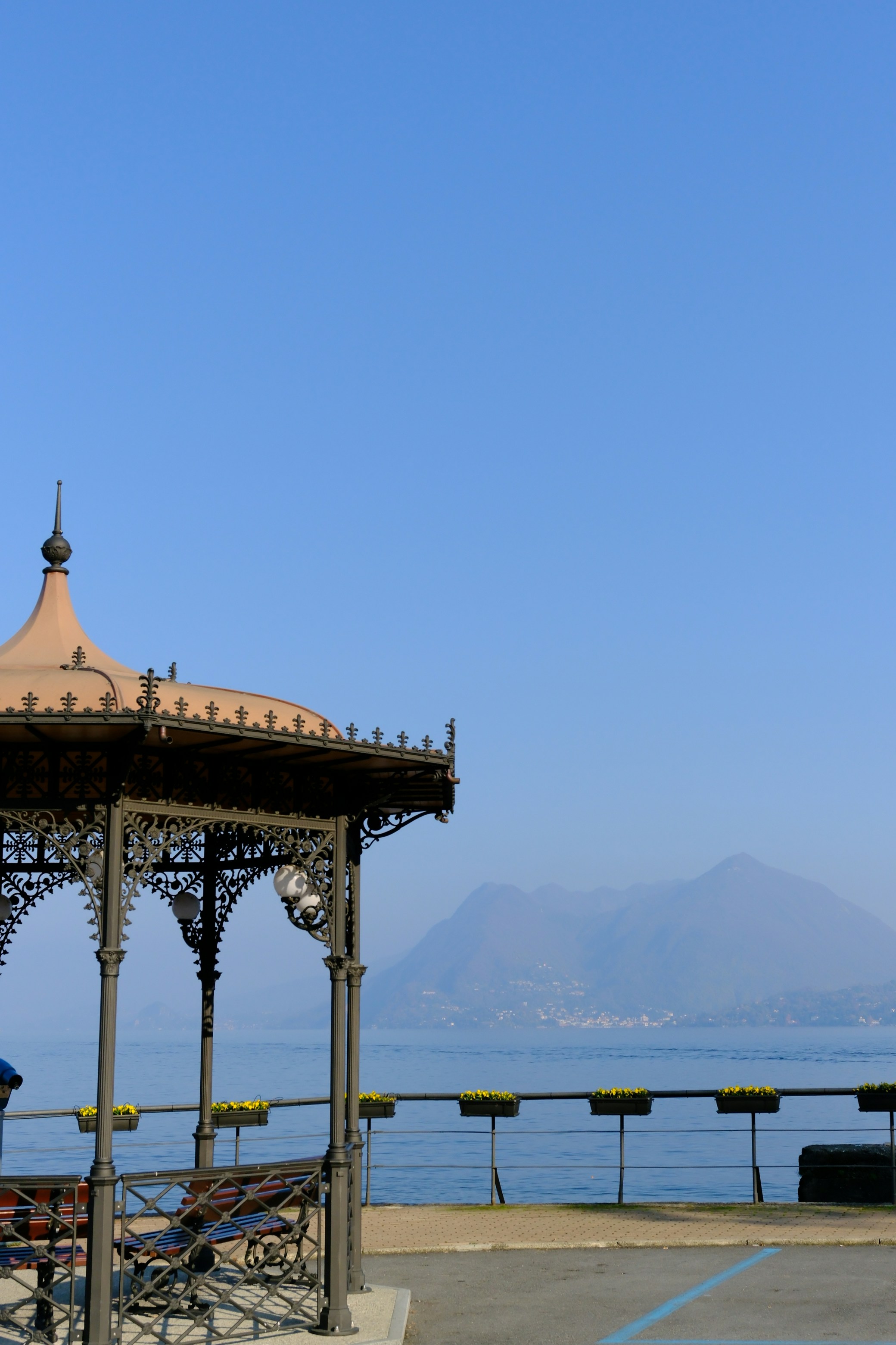 Shoreline Pavilion Framing a Tranquil Lake and Distant Mountains