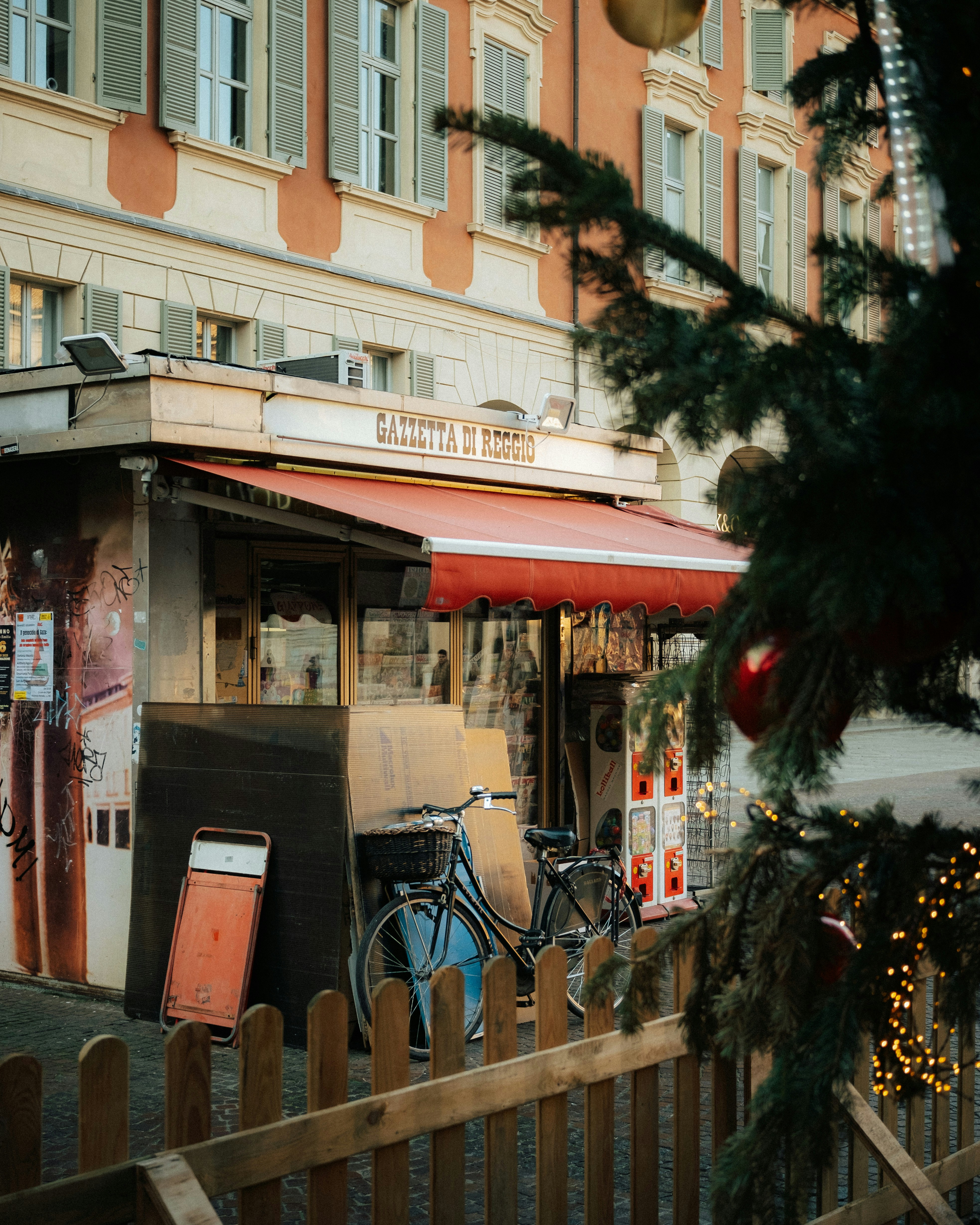 Cafe di Voglia: A Corner Newsstand Framed by Festive Lights