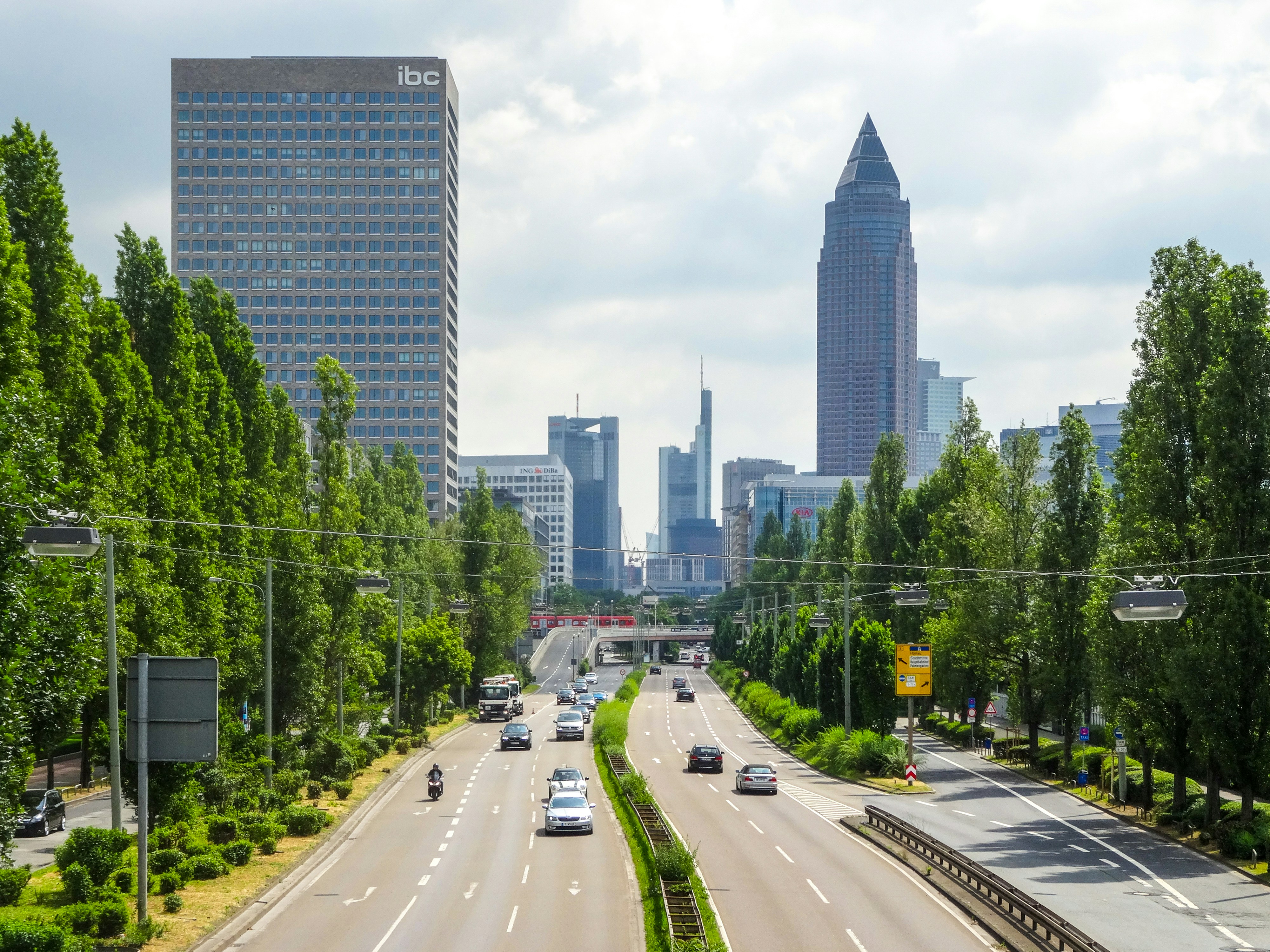 Urban Artery: Cars, Trees, and a Skyline Punch through the Boulevard