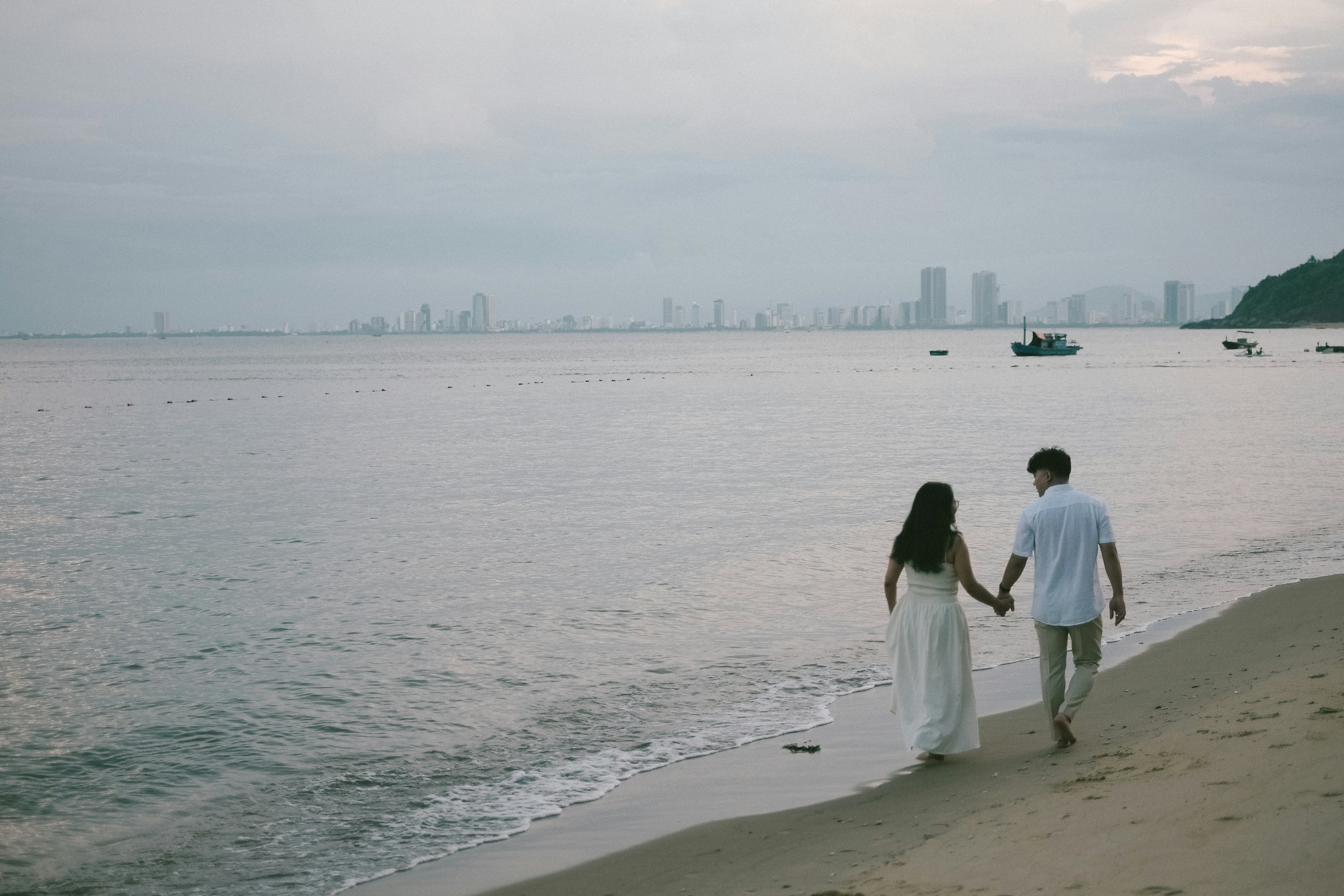 Holding the shore: a quiet walk toward the horizon