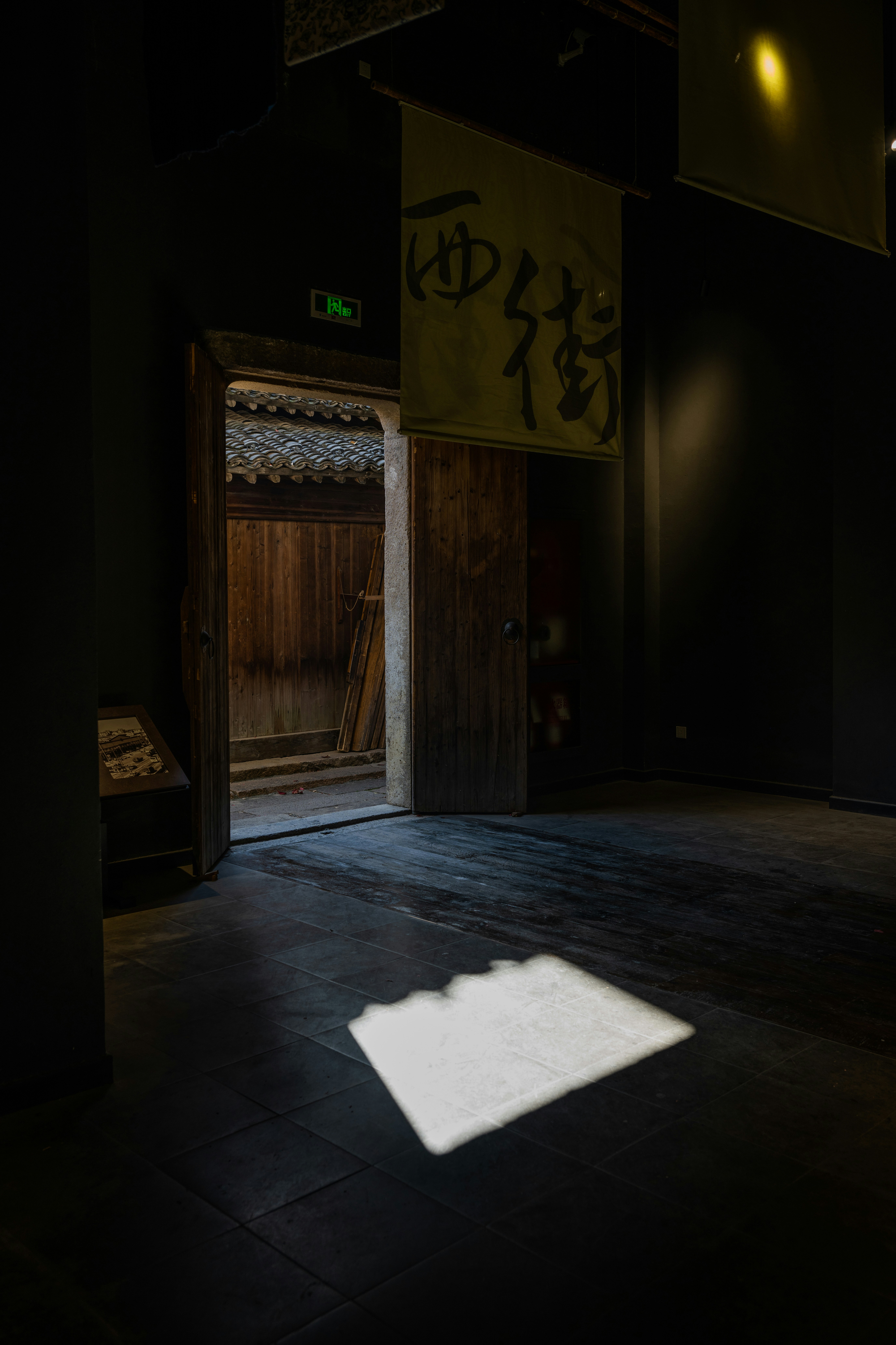 Soft Beam Through a Dim Gallery