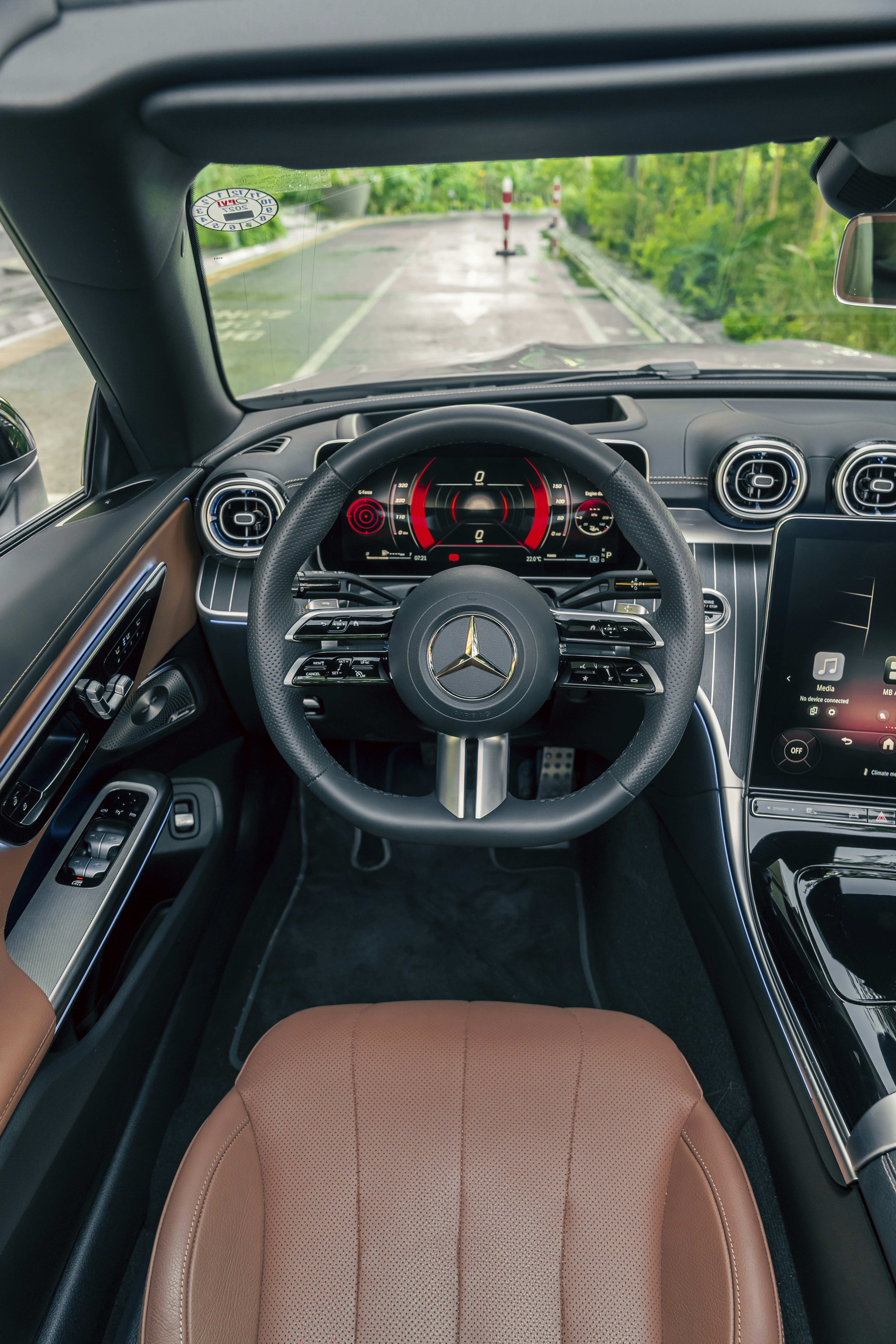 Mercedes cockpit in motion: a luxurious drive through the digital center