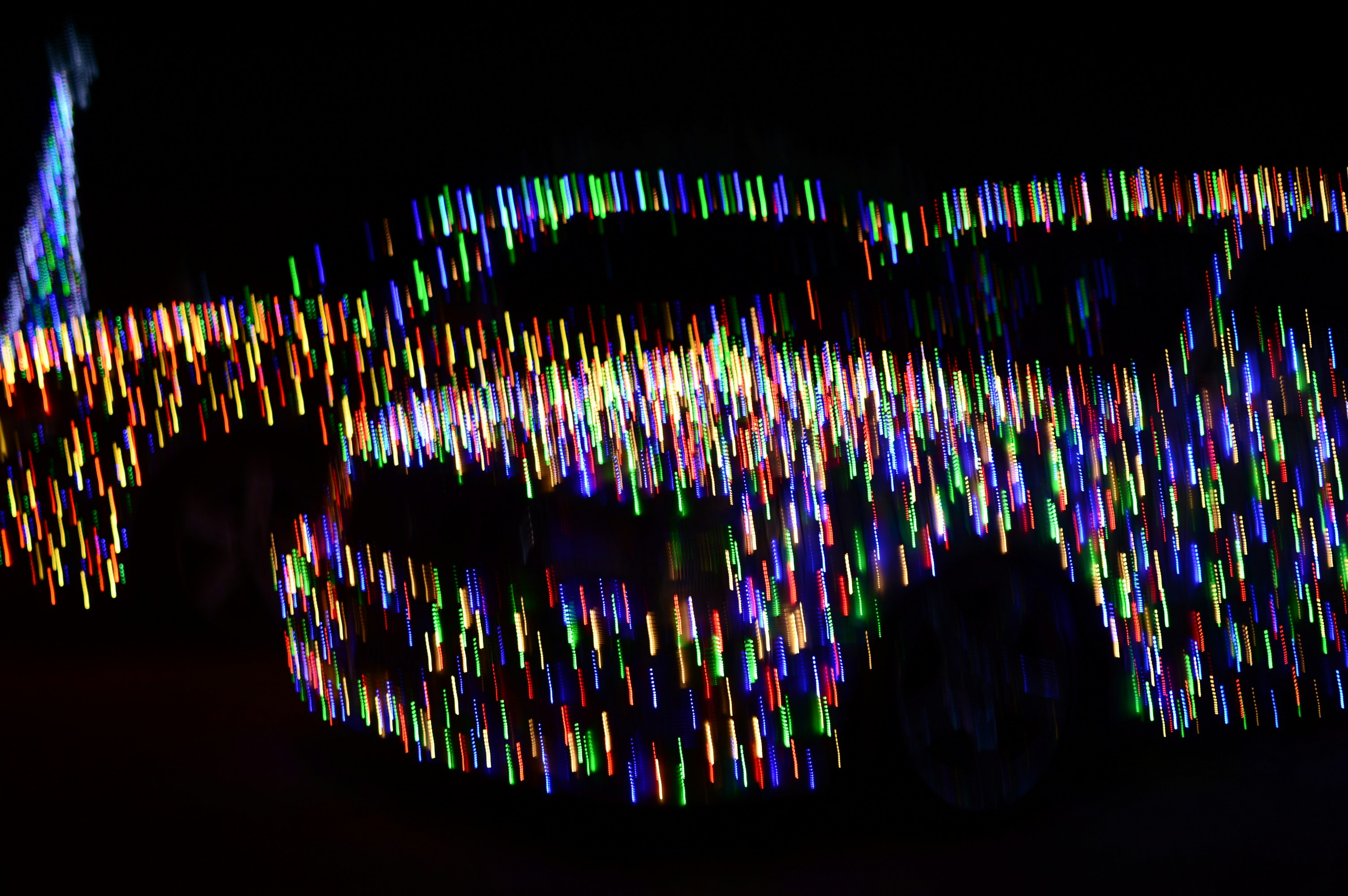 Neon Traces: a Night of Moving Lights