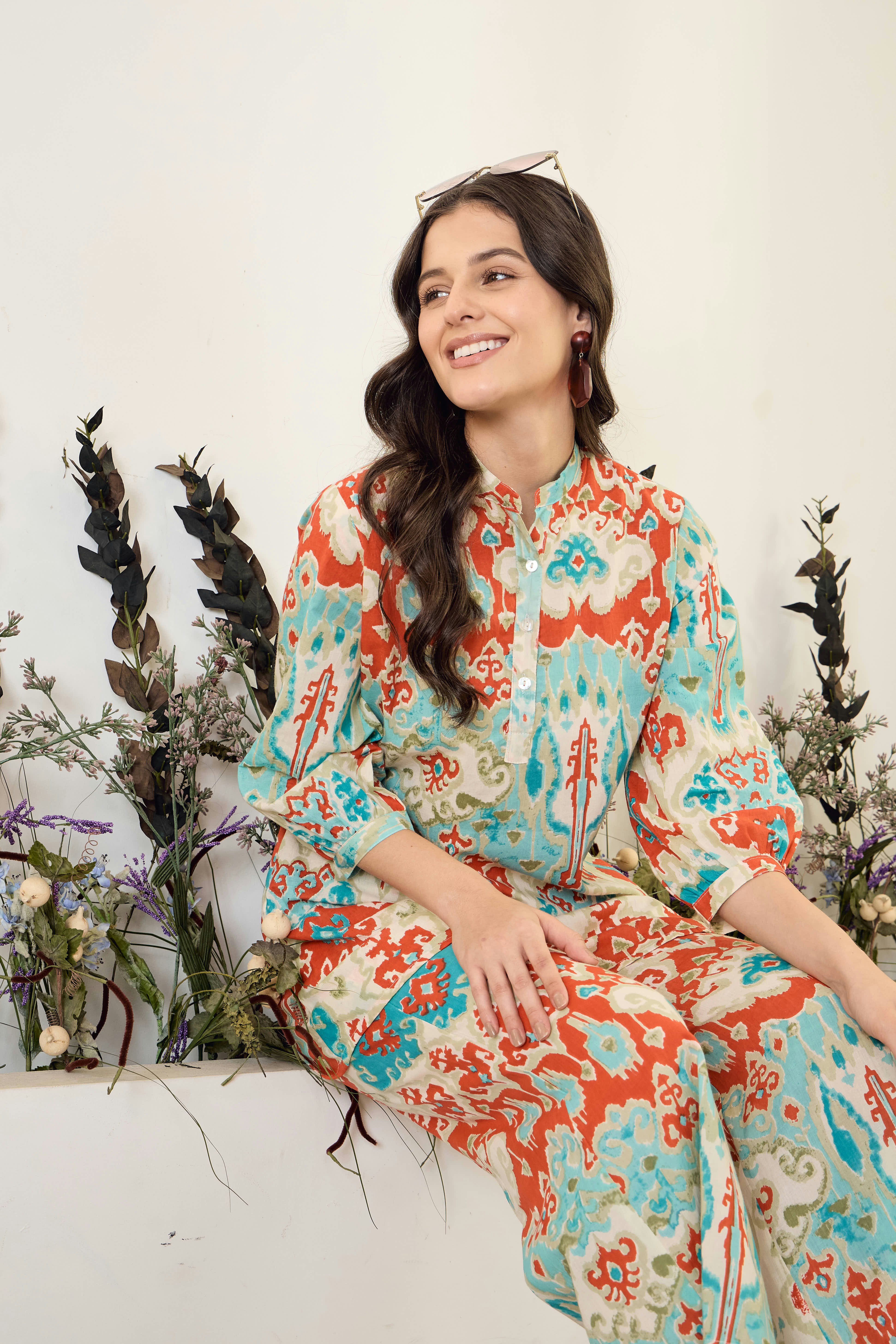 Weekend brunch in linen: where comfort meets polish. Woman sitting at a café in a beige linen co-ord set with loafers and statement sunglasses. #BrunchStyle #CoOrdSets #2026Fashion #ChicCasual #IMANA #WomensCoOrds