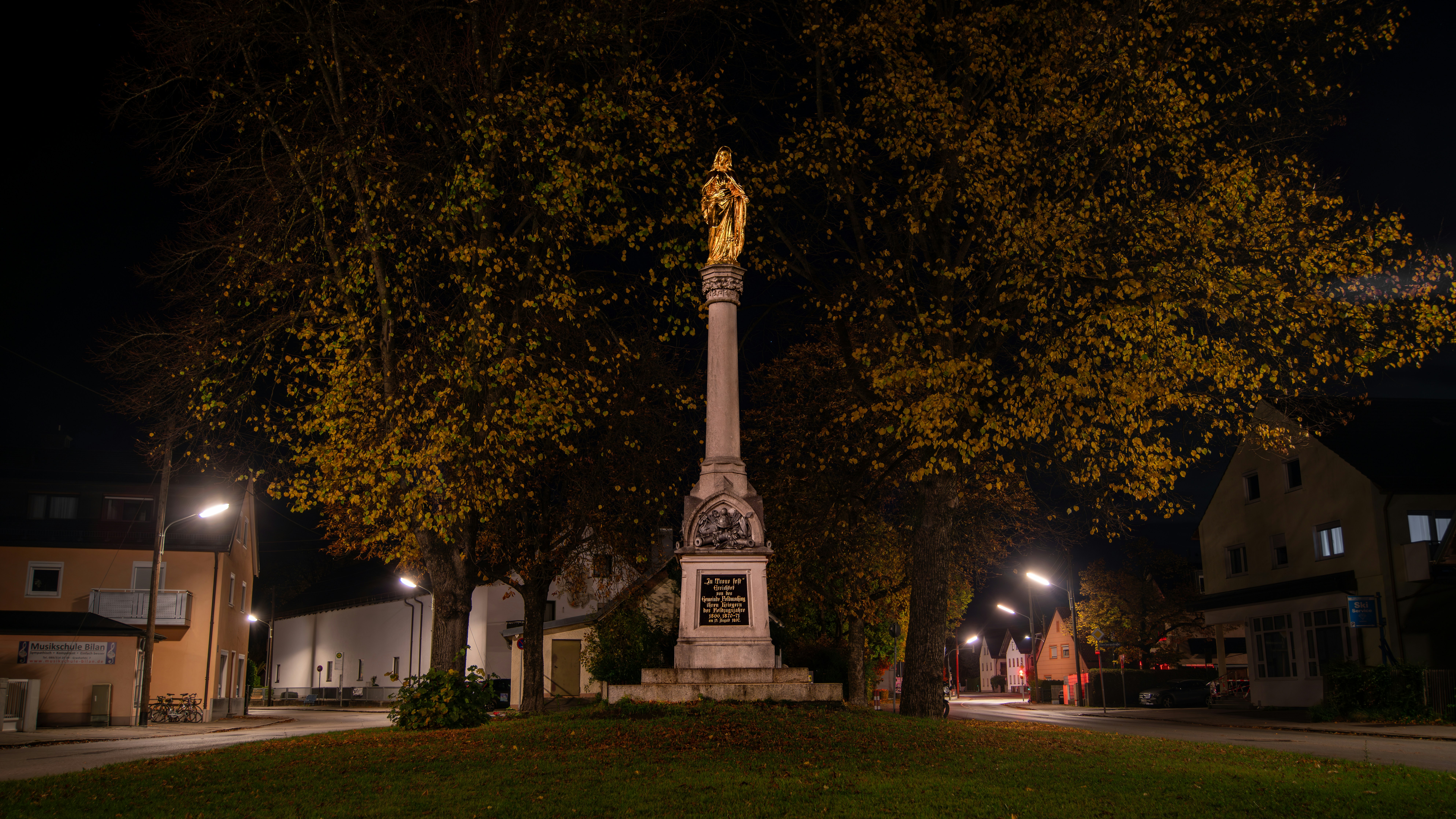 Ein Kriegerdenkmal in München, aufgenommen bei Nacht