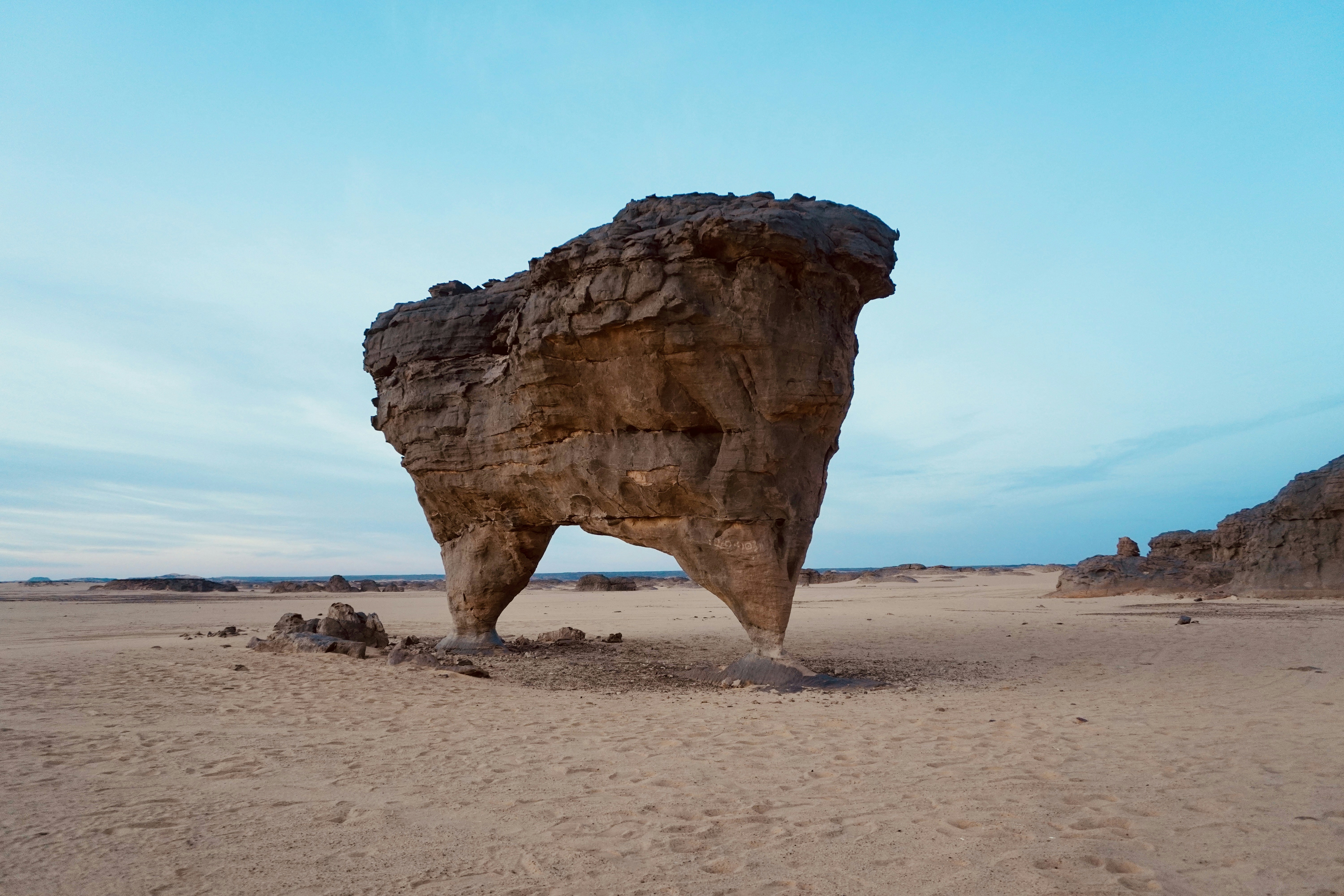 Ahaggar Nationalpark, Algerian Sahara - Yoûf-Ehakit - Bipod Arch stable for thousends of years - The most thiny leg has 15 cm. The arch itshelf has a span of 5.6 meters and a height of 1.9 meters. The whole boulder is about 5.5 m high and 6 m long (@archmillennium.net). Balance - photo made by rouichi / switzerland