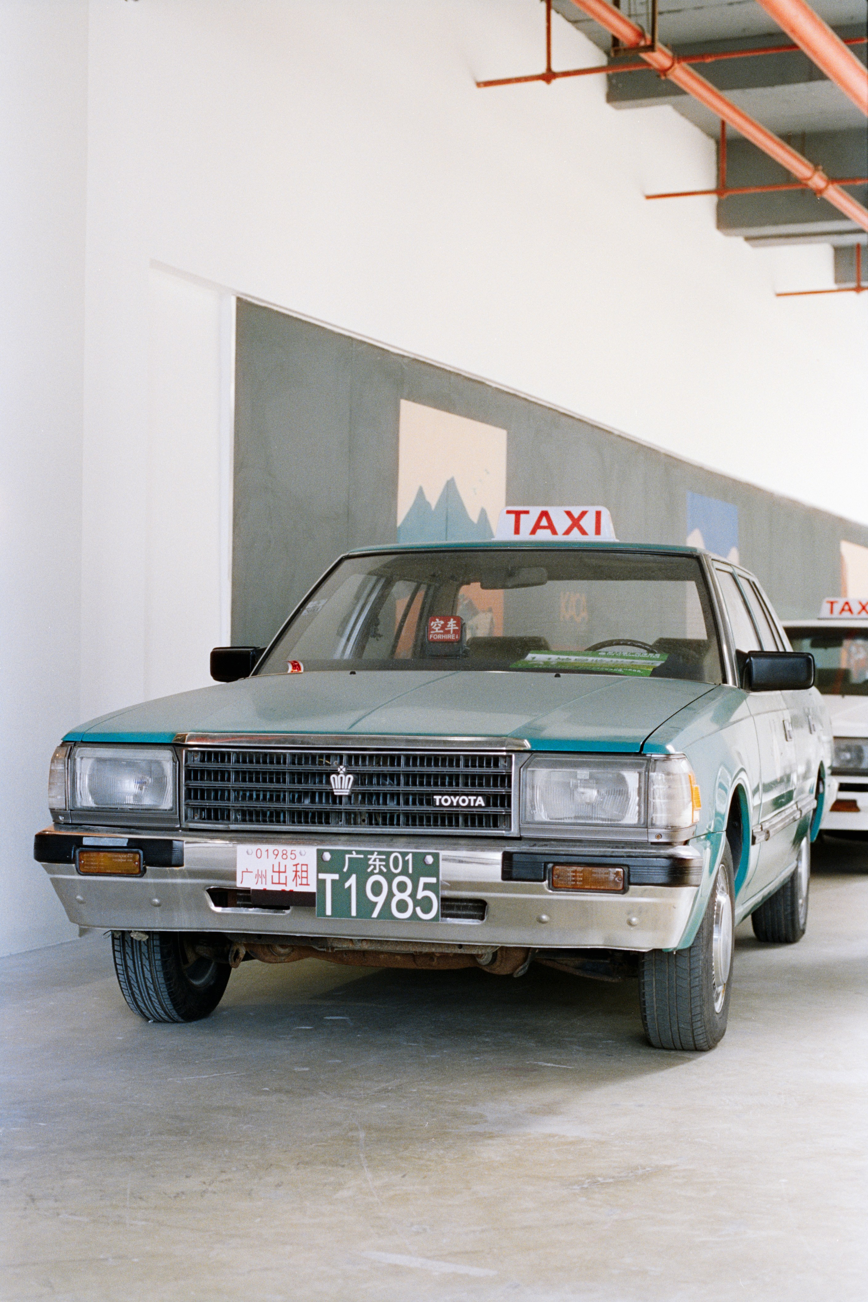 A vintage taxi car parked indoors. photo – Free Car Image on Unsplash