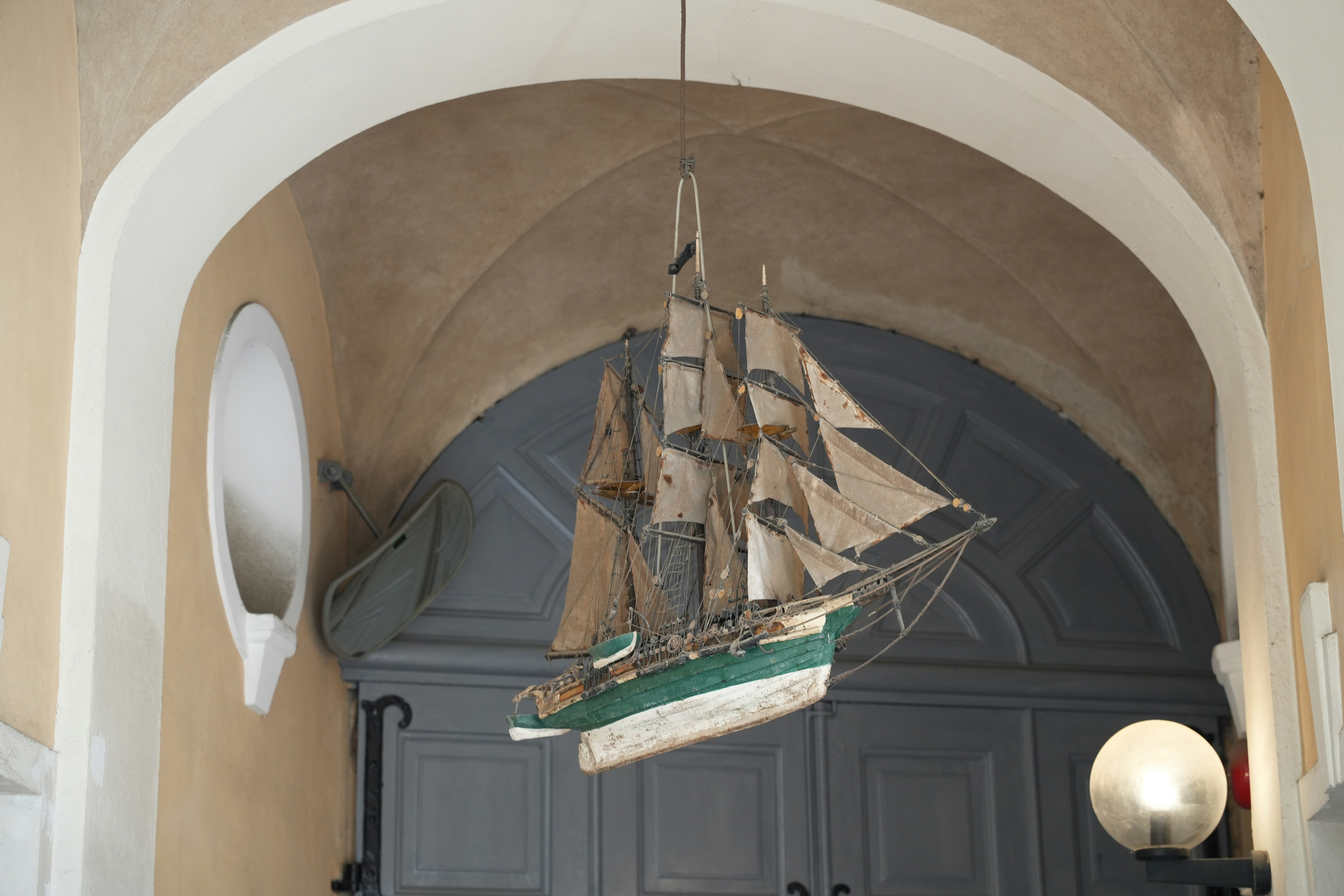 Suspended Sails: A Delicate Ship Model Hovering Under an Arch
