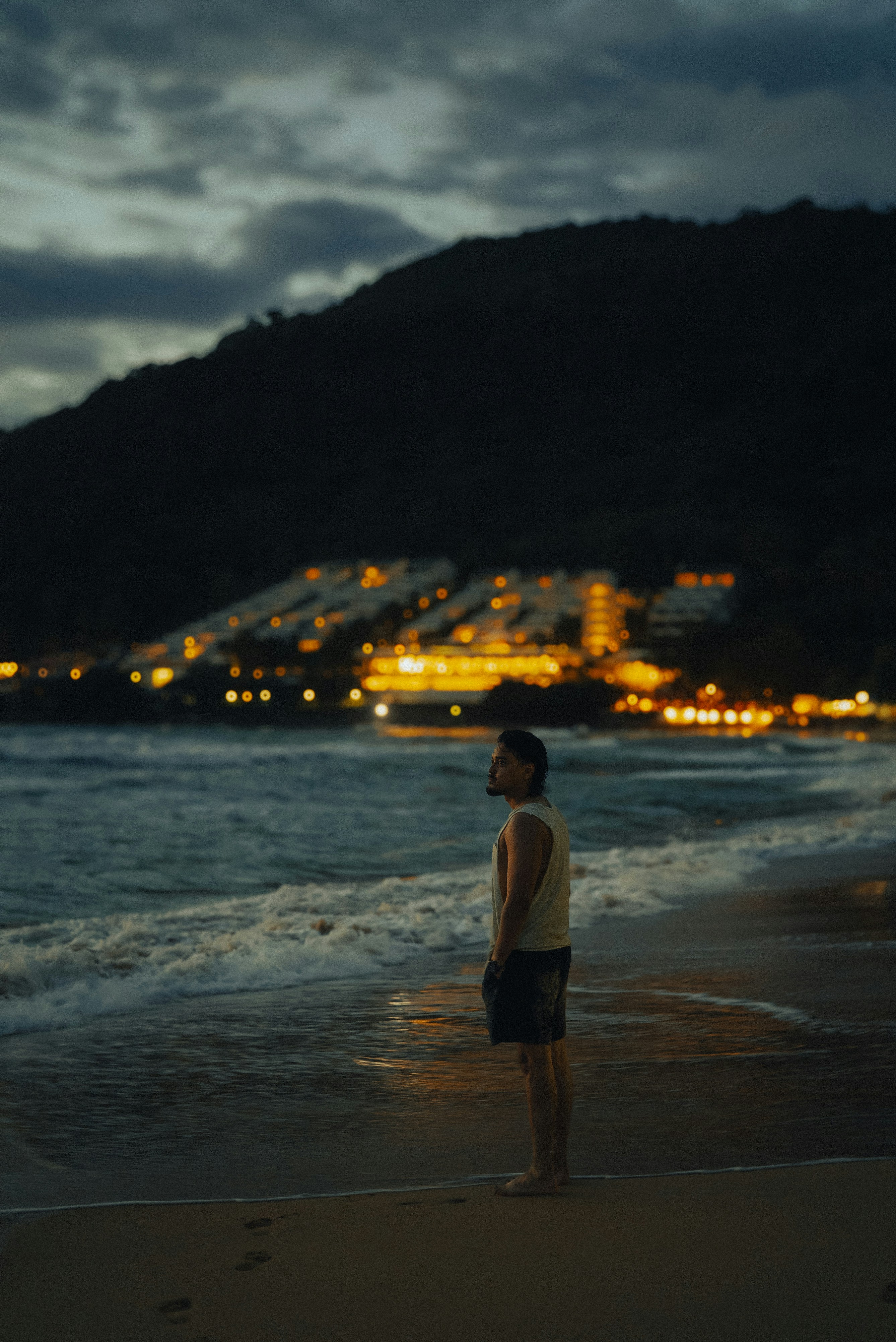 Quiet Shoreline Portrait: A Night‑held Quiet Man