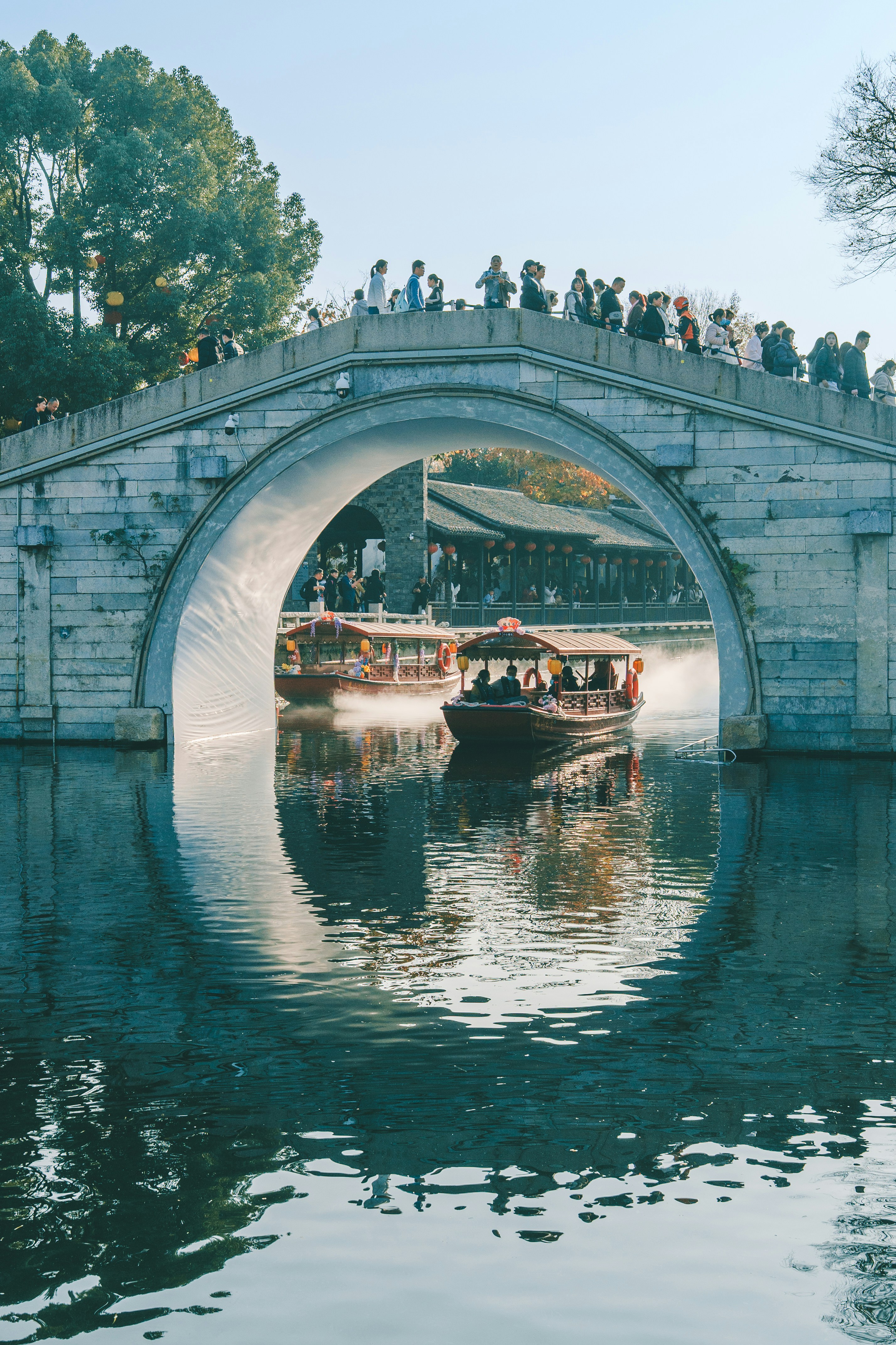 Bridge, Boat, and Crowd: A Quiet Moment Under the Arch