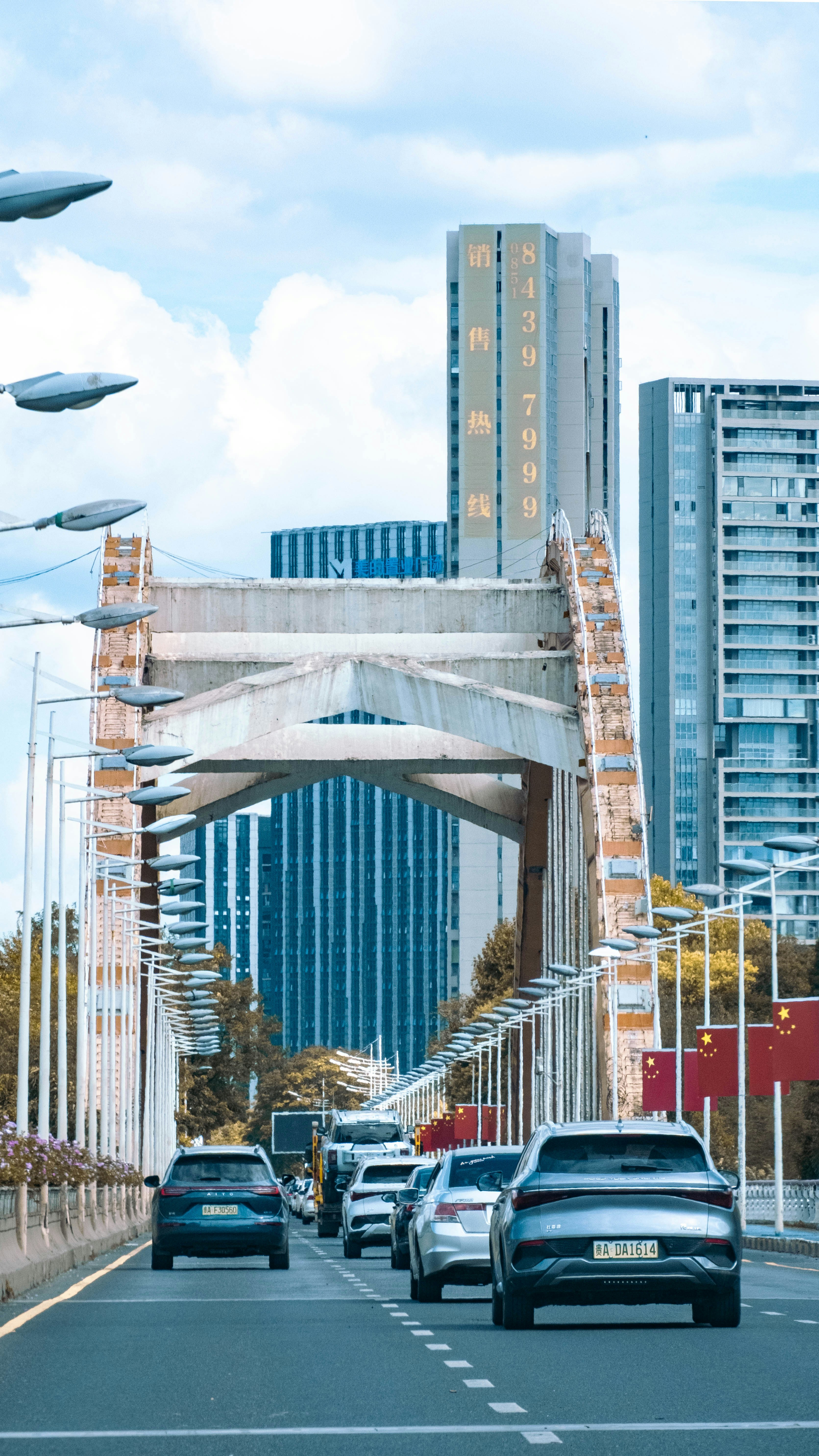 Toward the Twin Arches: A City Bridge Guiding the Flow of Traffic