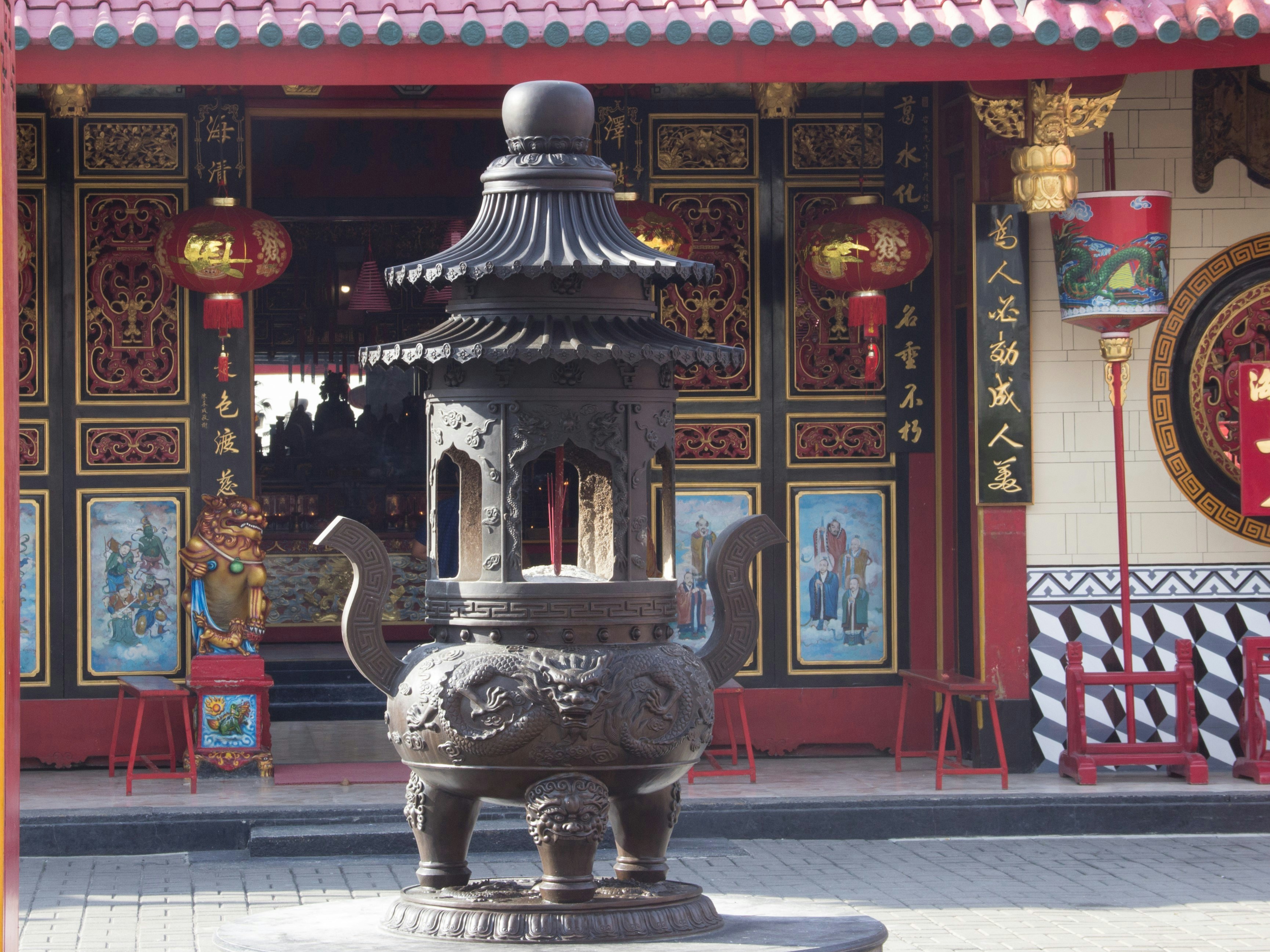 This incense burner has a "ding-style" design with three supporting legs.