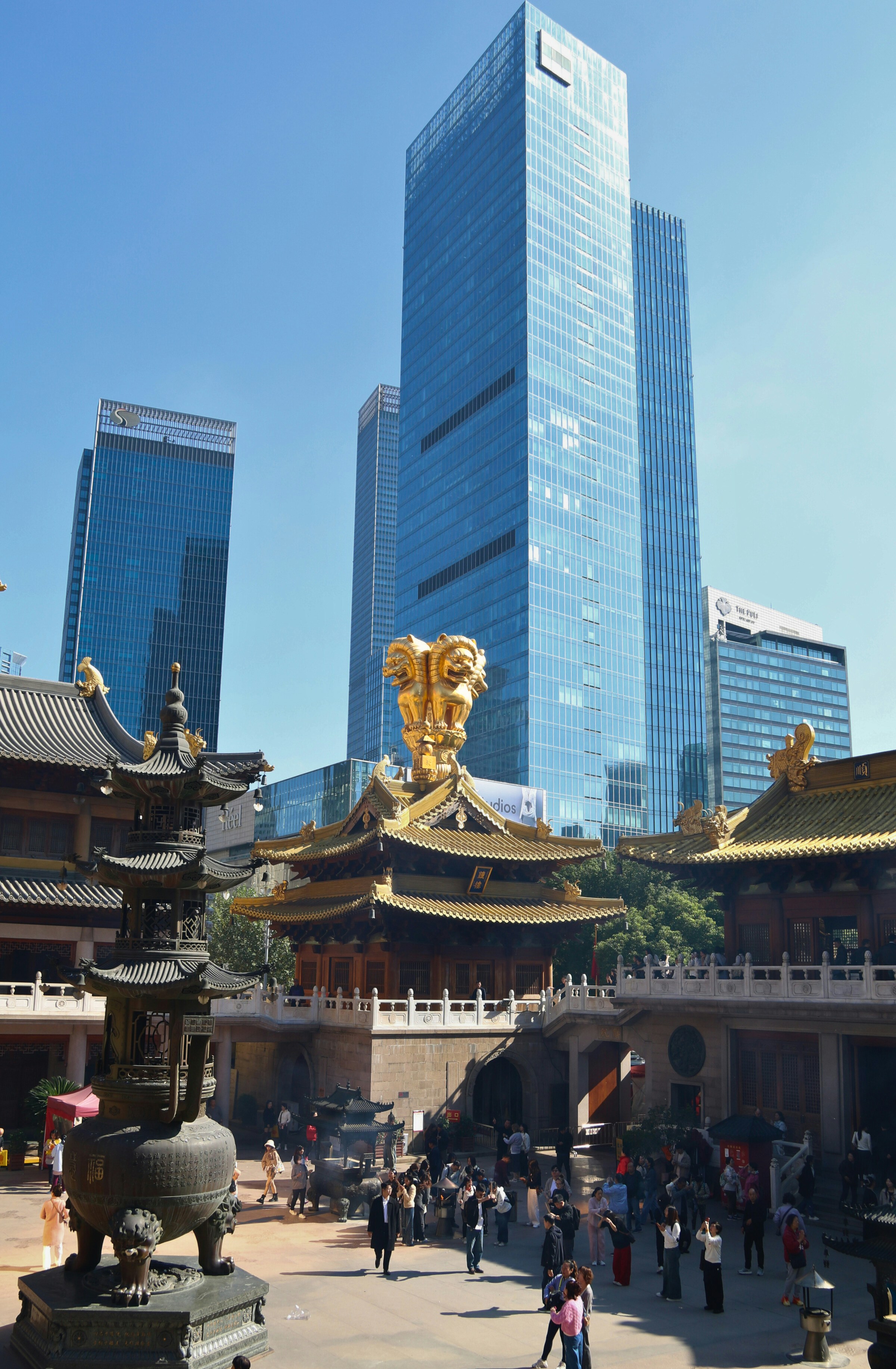 Ancient temple structure with modern skyscrapers behind photo – Free ...
