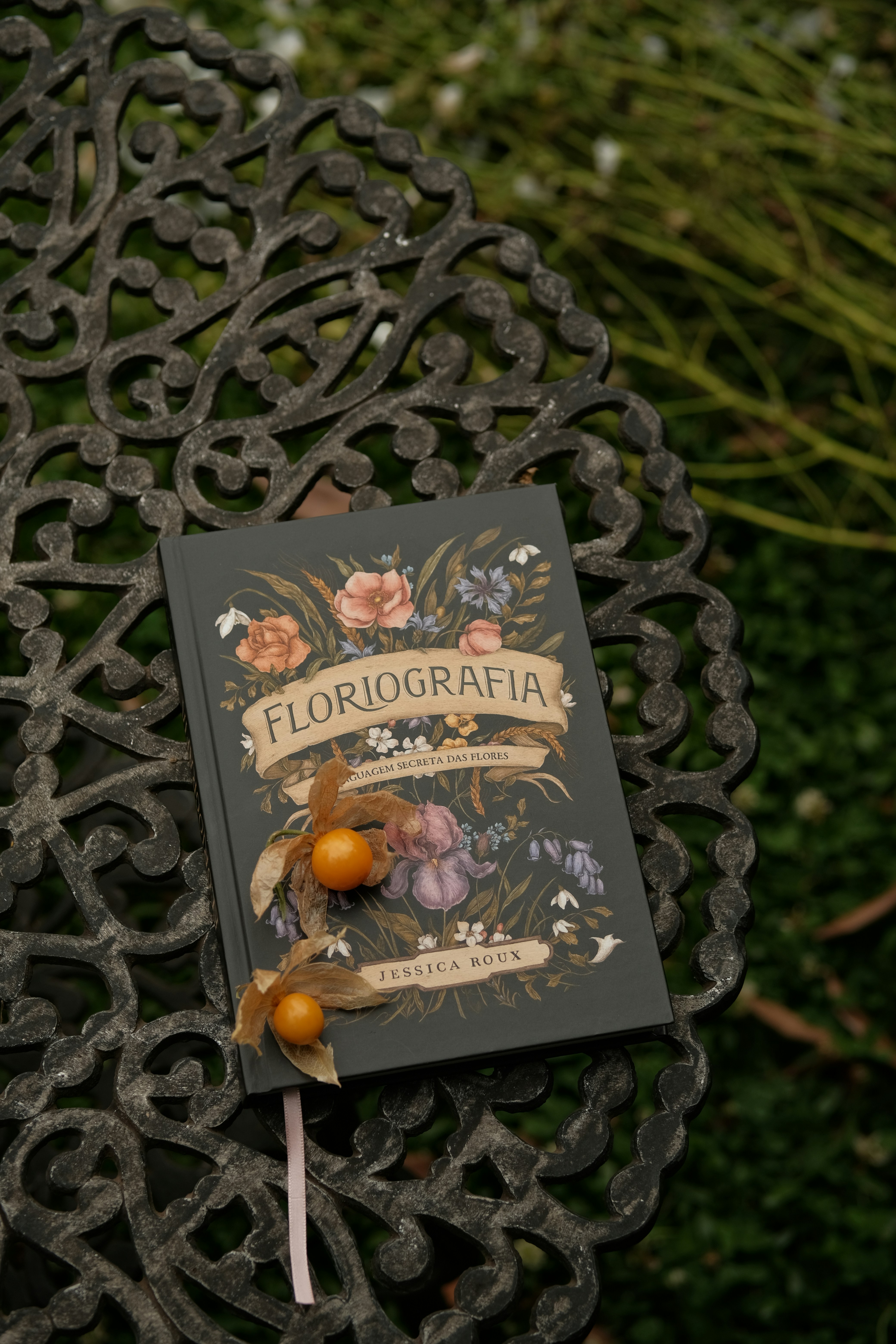 A book titled "floriografia" with floral illustrations. photo – Free ...
