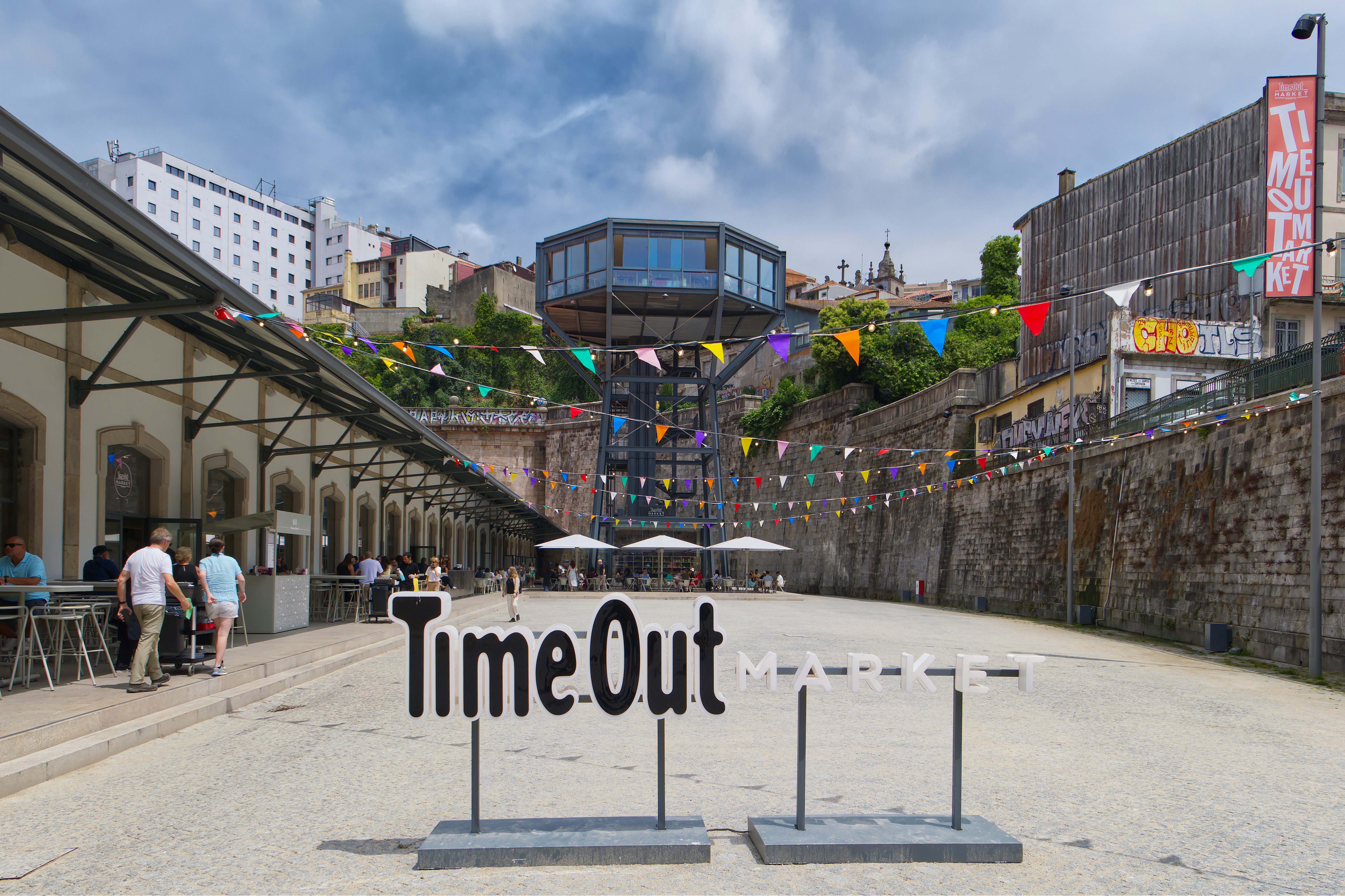 Le Time Out Market Porto a ouvert ses portes en mai 2024. Ce concept vise à rassembler sous un même toit le meilleur de la gastronomie, des boissons et de la culture locale. Il occupe l’aile sud de la gare emblématique de São Bento, un site classé au patrimoine mondial de l’UNESCO. Dans la cour, la tour, haute de 21 mètres, est une structure en fer et en verre inspirée des anciens réservoirs d’eau qui ravitaillaient les locomotives à vapeur.