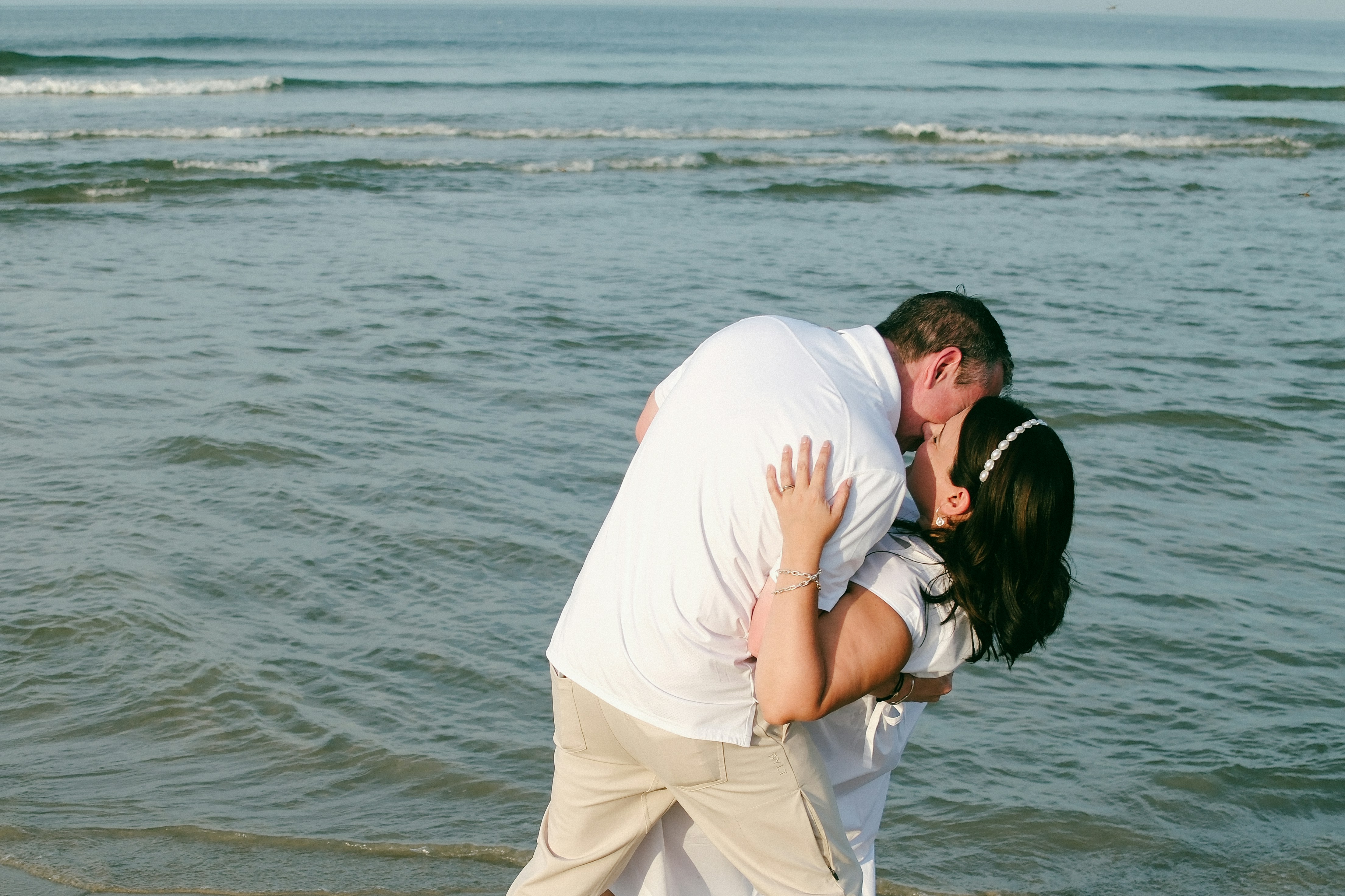 Couple kissing on the beach with ocean waves. photo – Free Travel Image ...