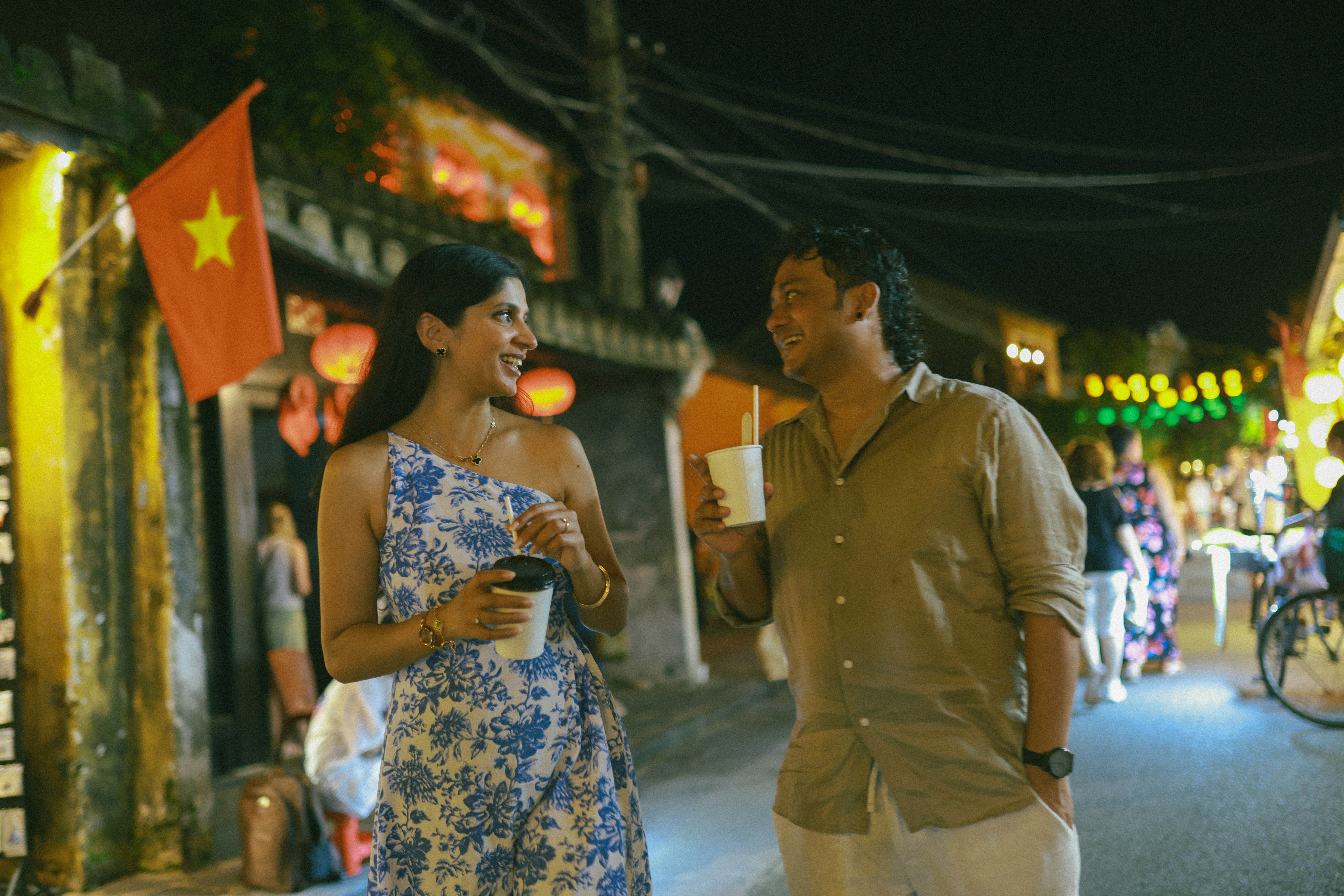 Night Market Conversation: A Lively Exchange Under Warm Vietnamese Lights