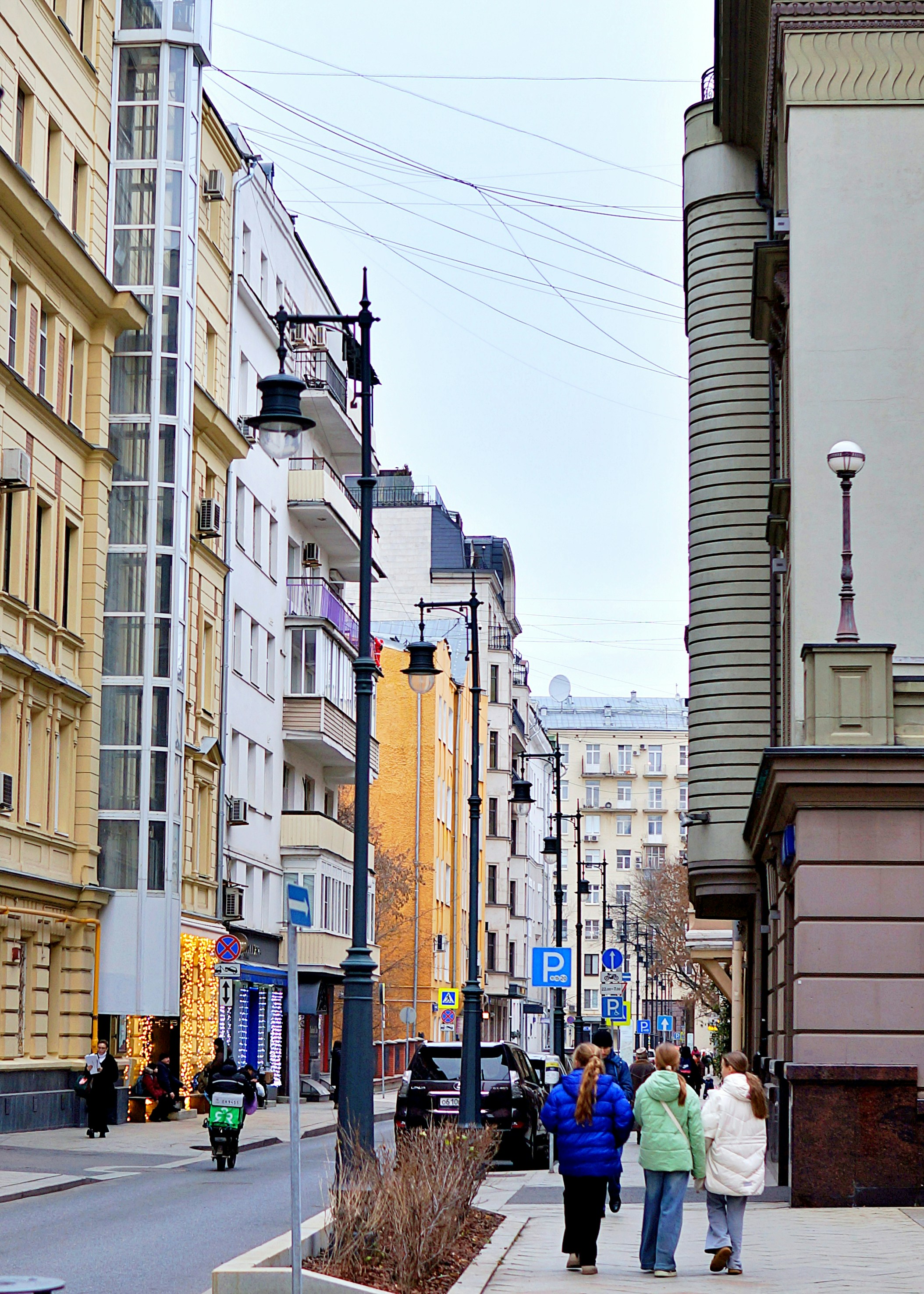 People walking on a city street with buildings. photo – Free Car Image ...
