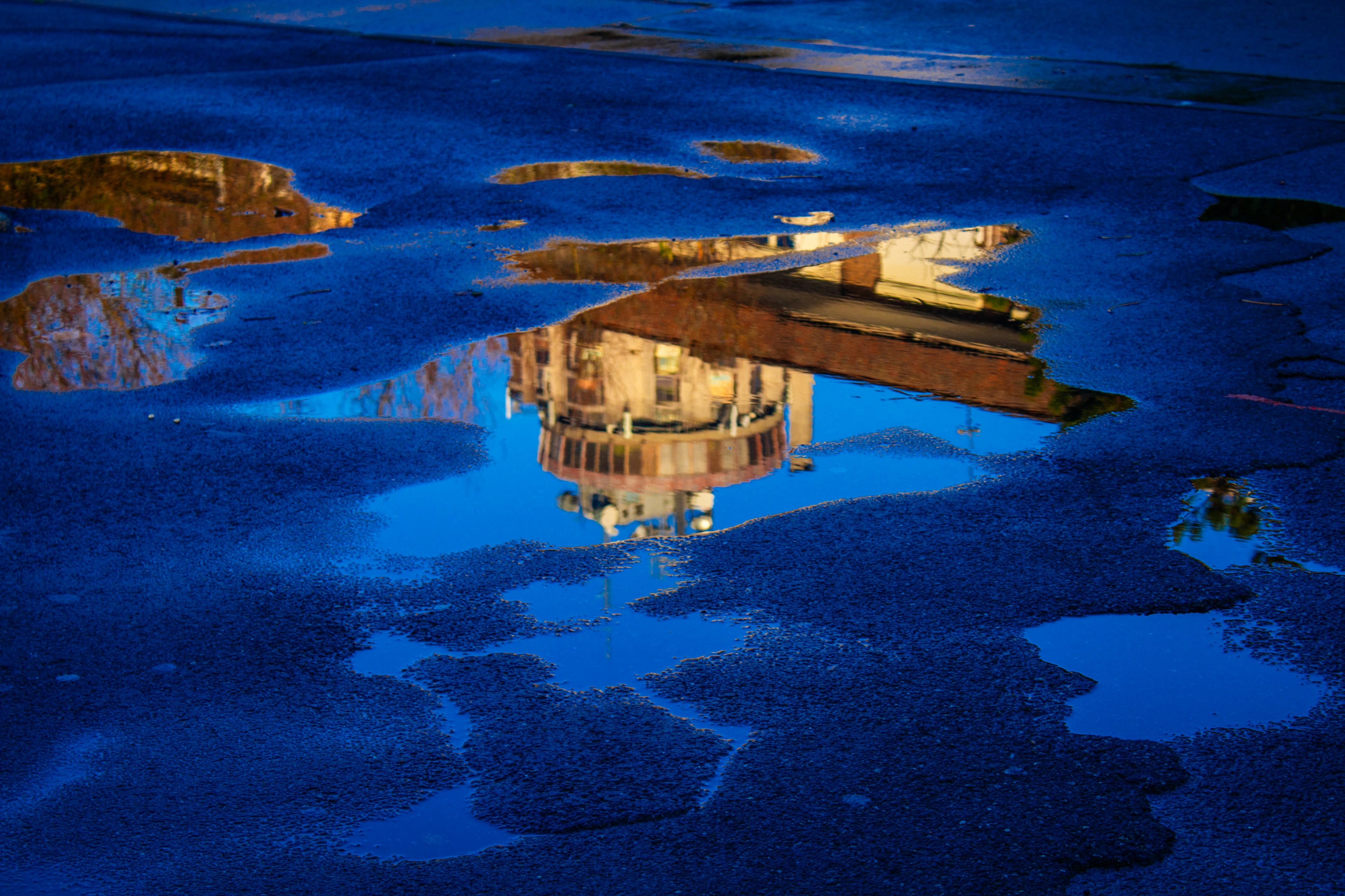 Building in water reflexion