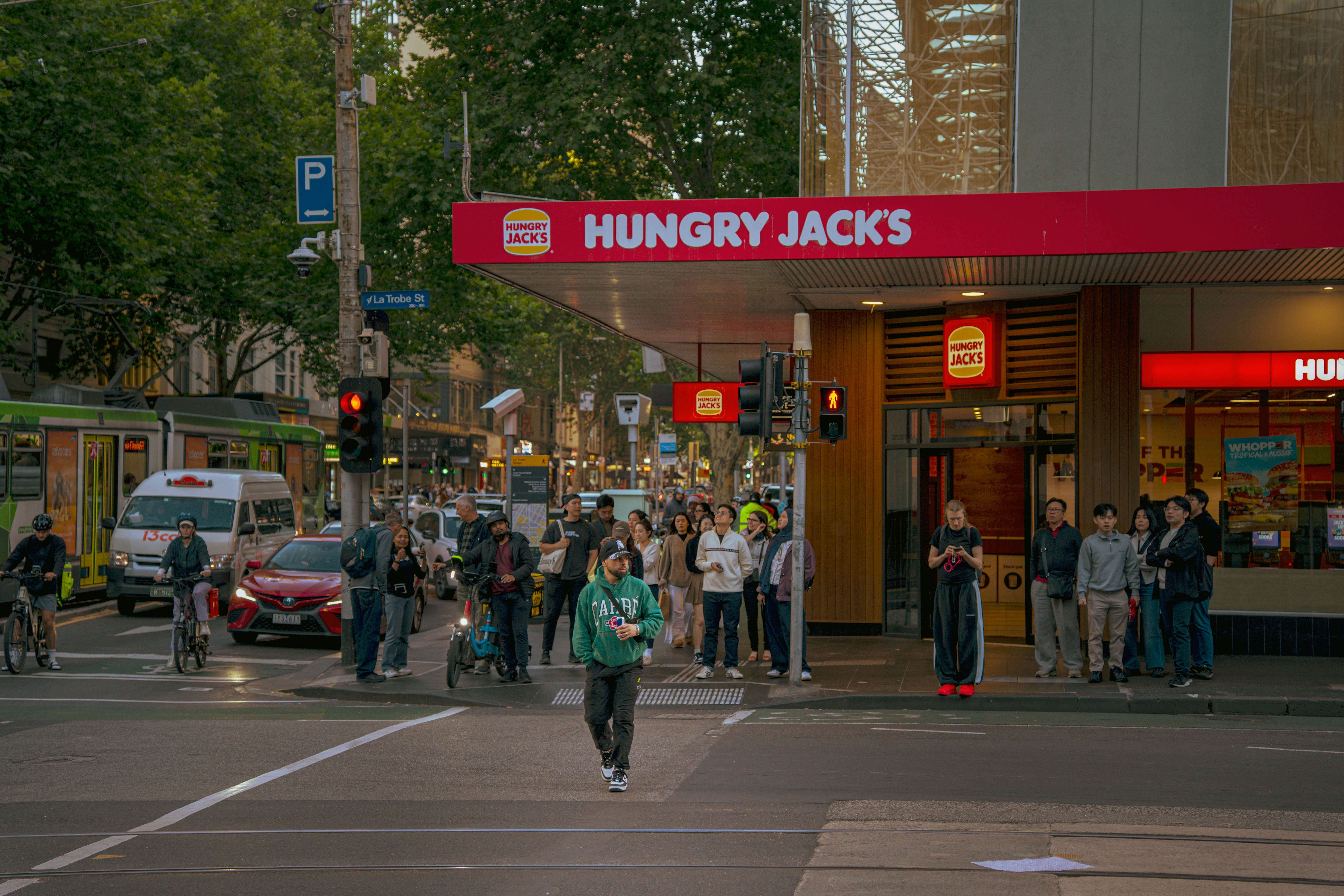 People crossing street near hungry jack's restaurant photo – Free City ...