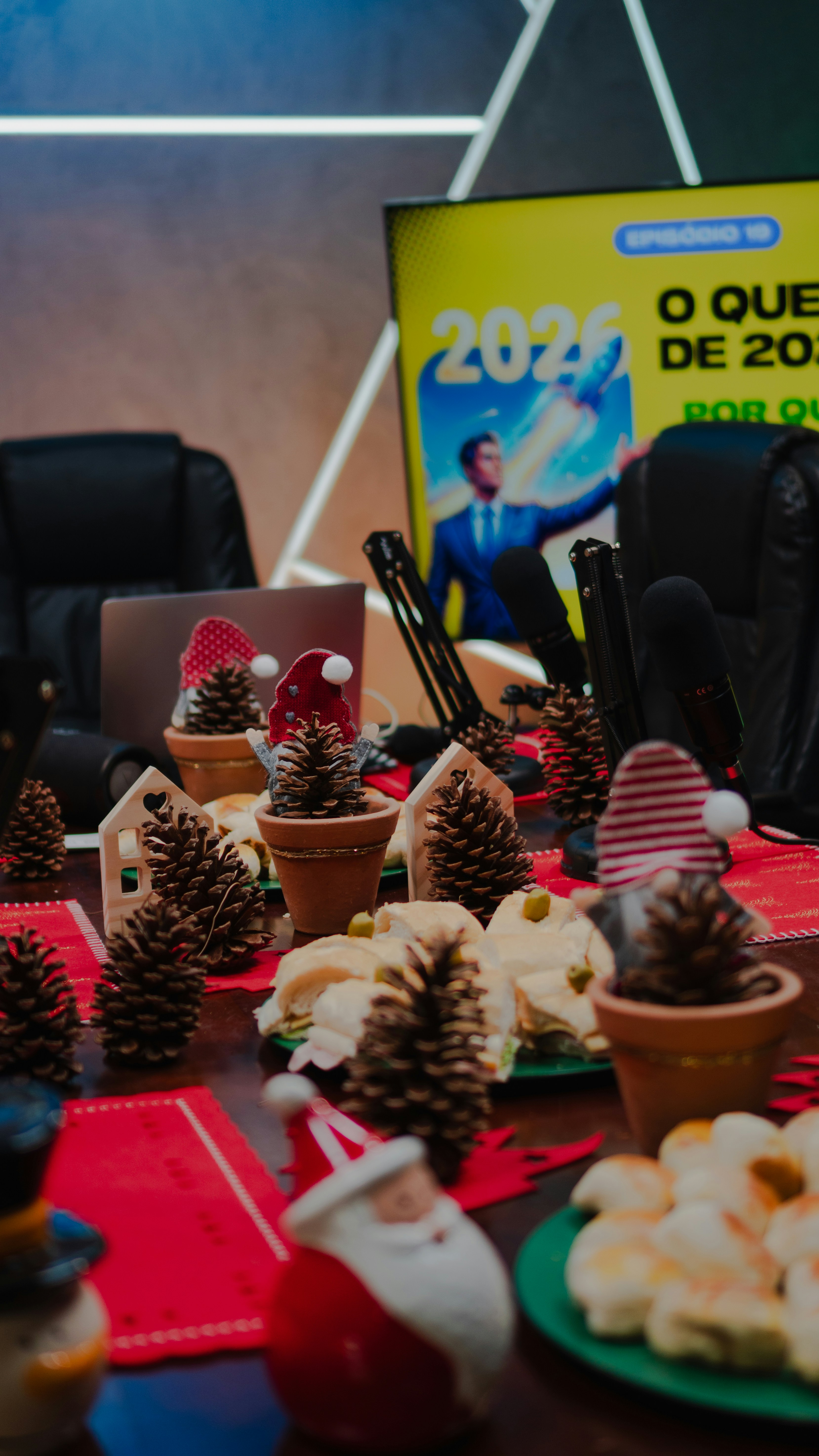 Holiday Tabletop: Pinecones, Snacks, and a Bright Conference Backdrop