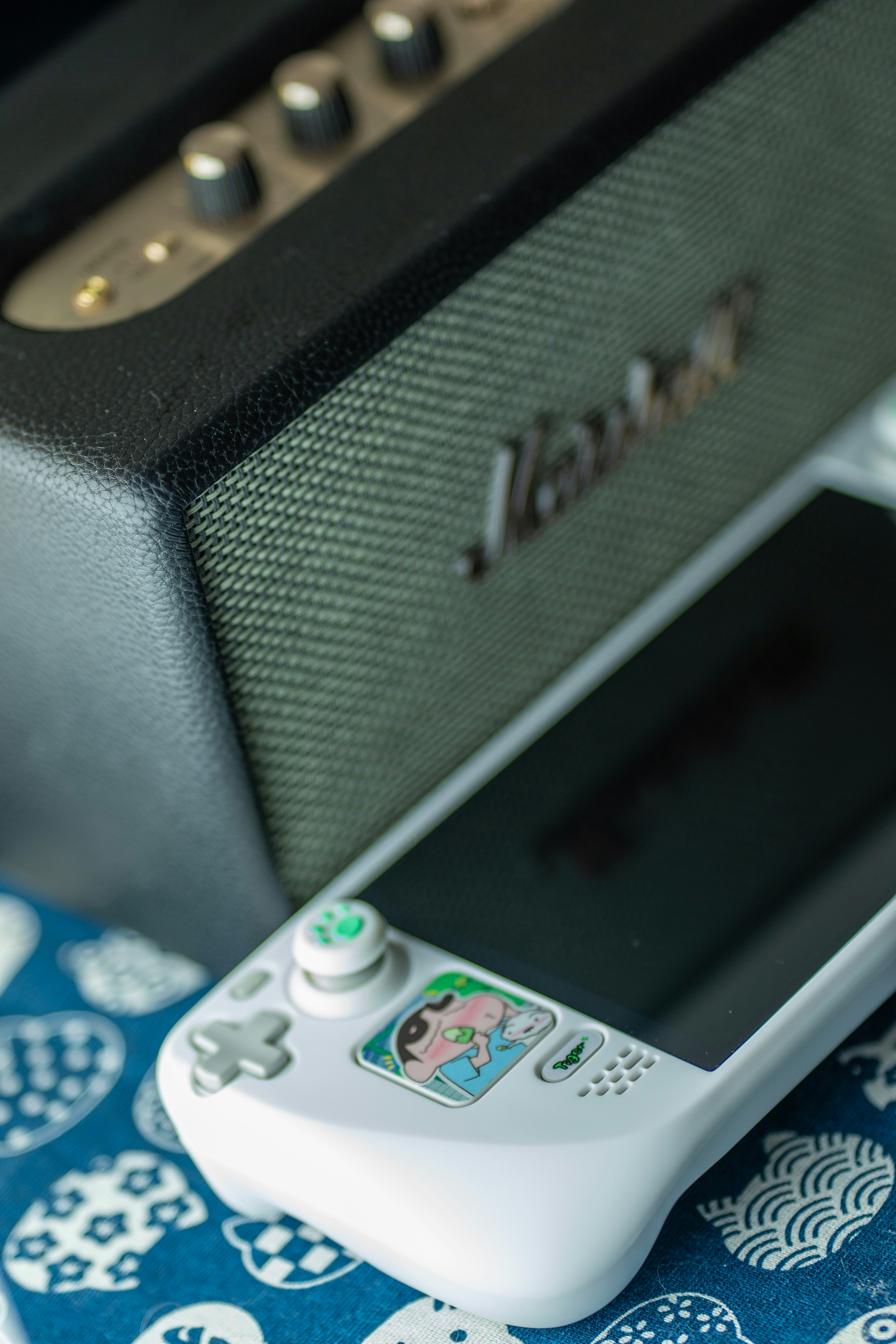 Askew Echoes: A Retro Gadget Scene with a Modern Twist