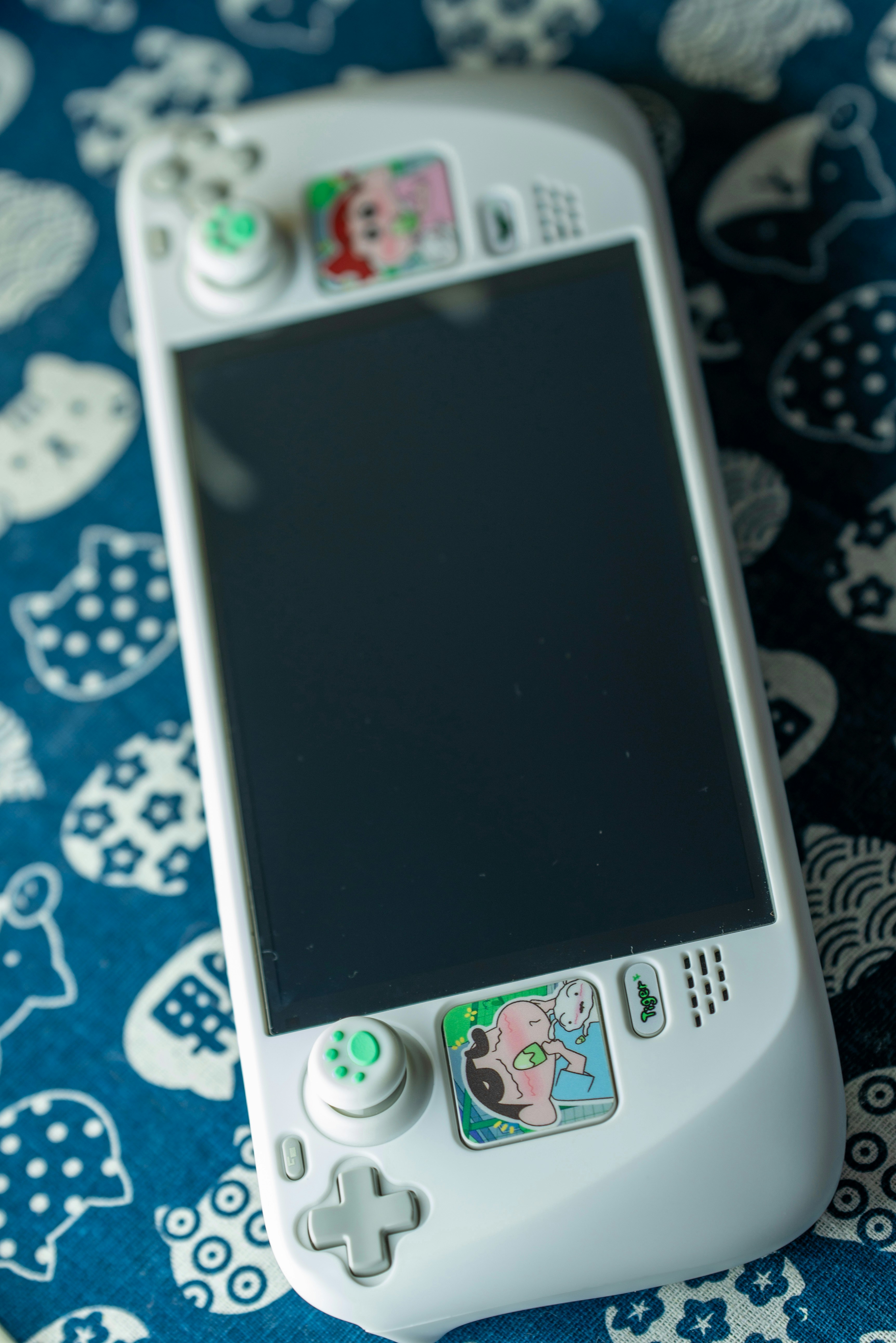 Retro handhelds and stickers: a cozy handheld selfie moment