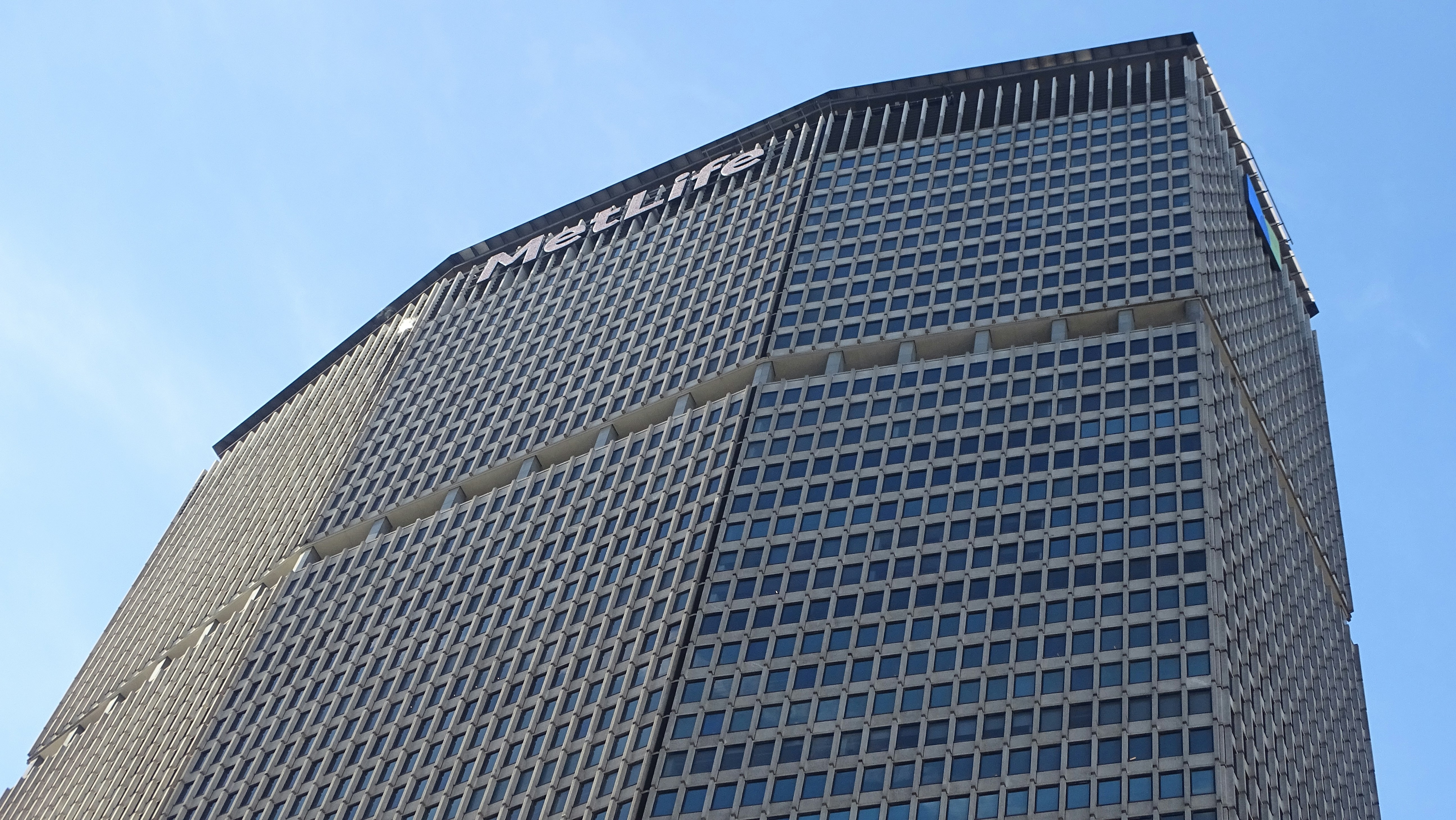 Towering Geometry: A Modern Facade Reaching for the Sky