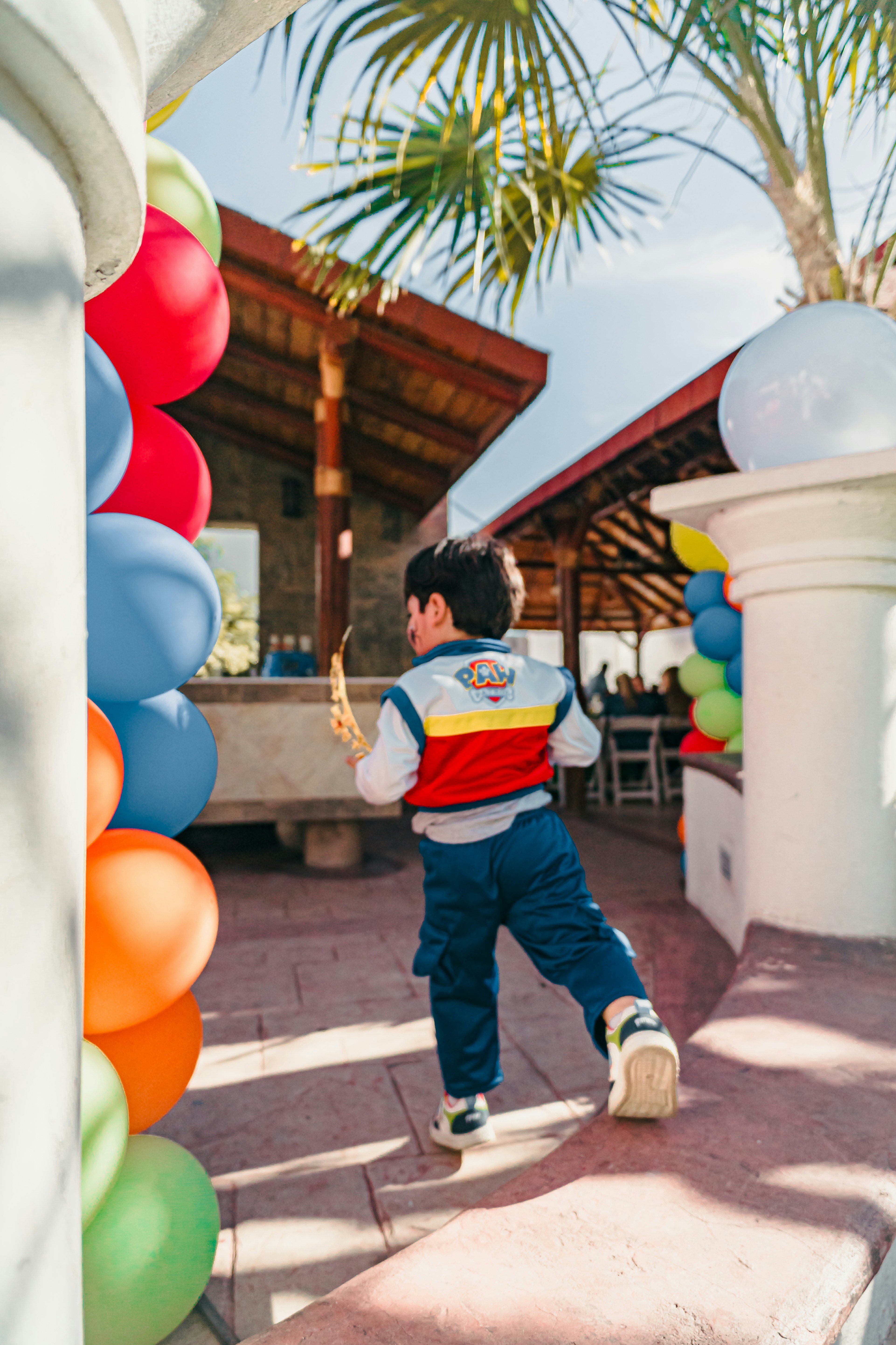 Little Runner Bubbles and Balloons at the Party Entrance