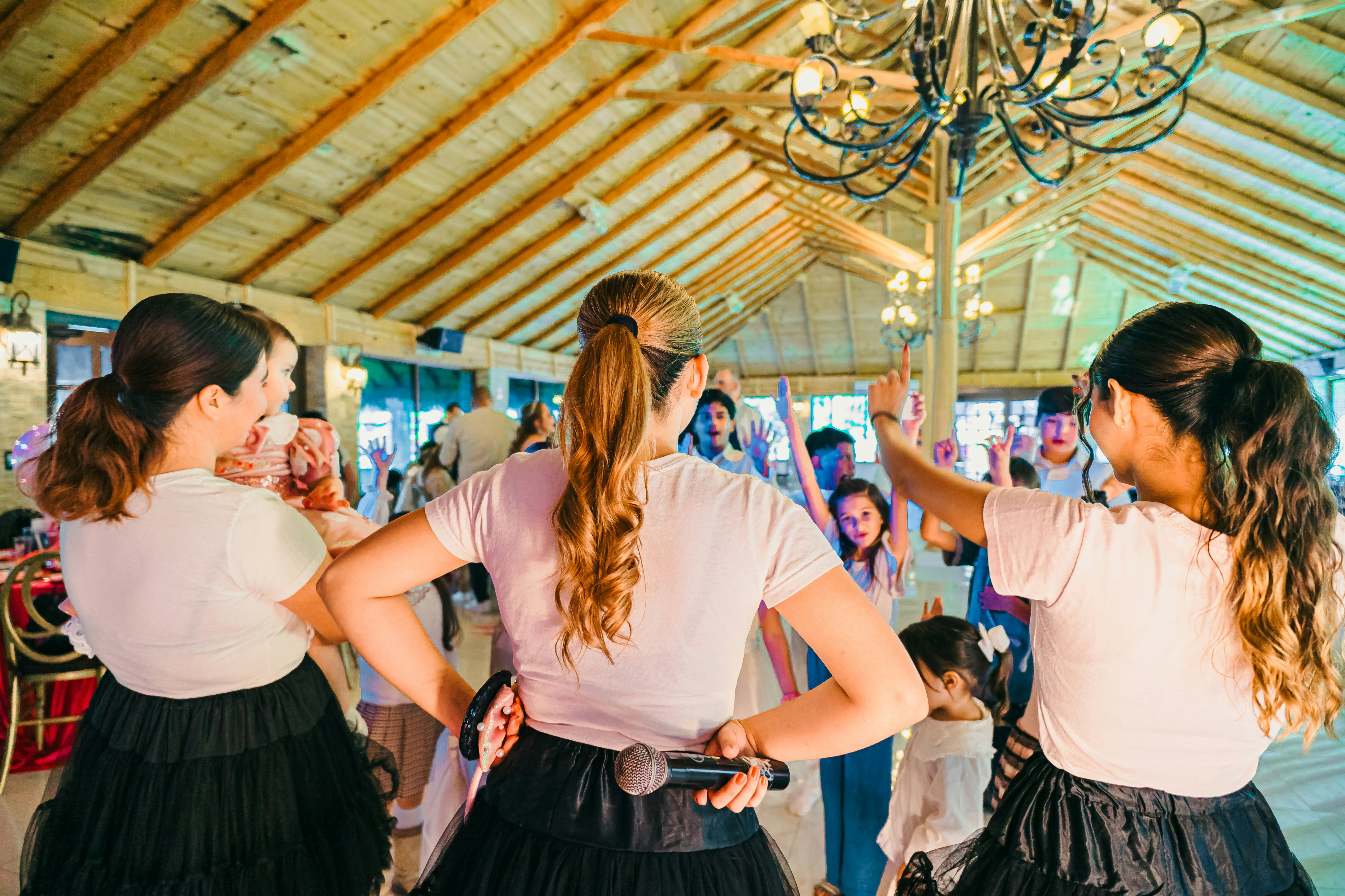 Mujeres bailando y cantando en una fiesta foto – Imagen de Familia ...