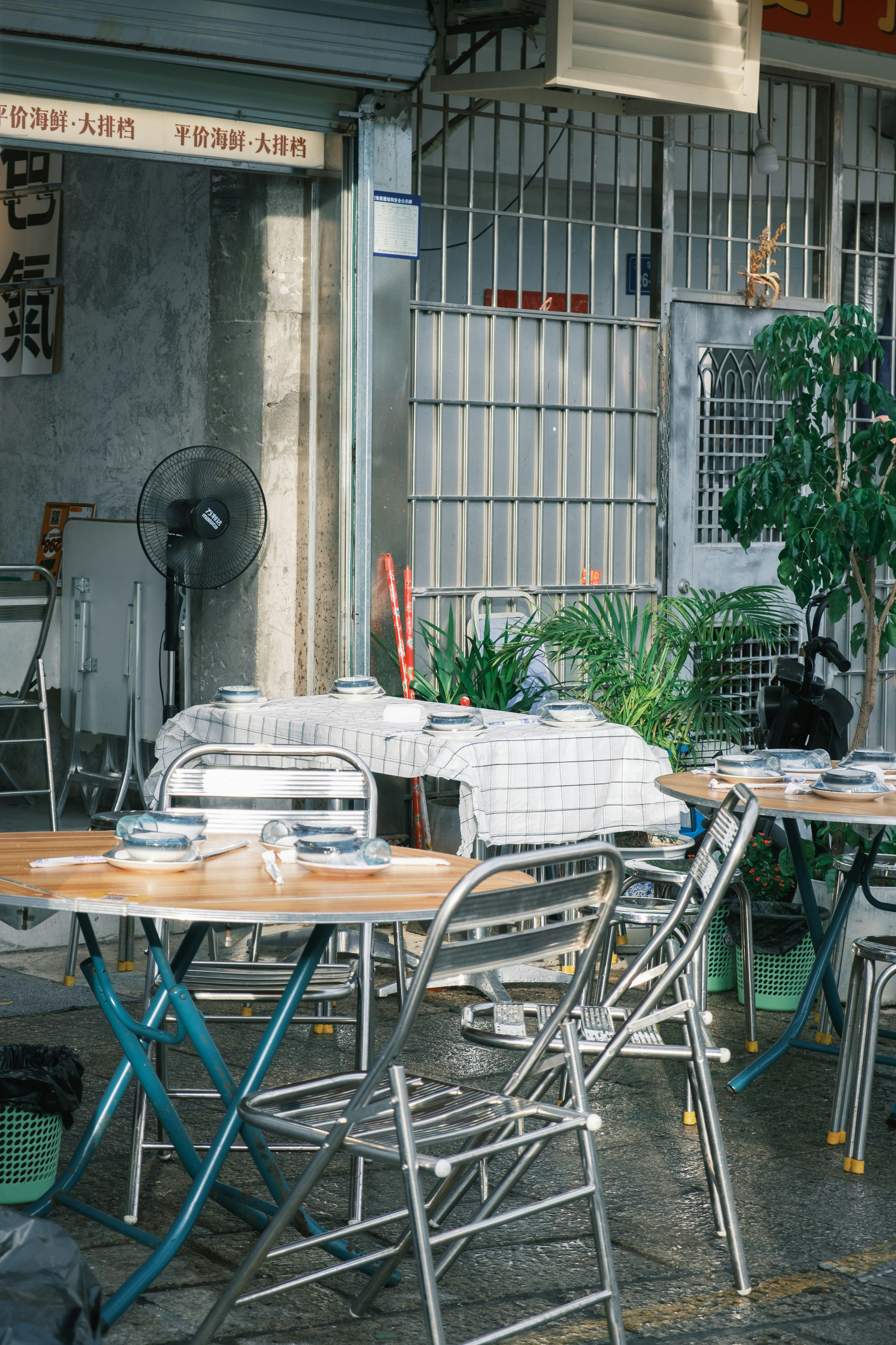 Quiet Café Corner Adorns Outdoor Tables with Steam and Greenery