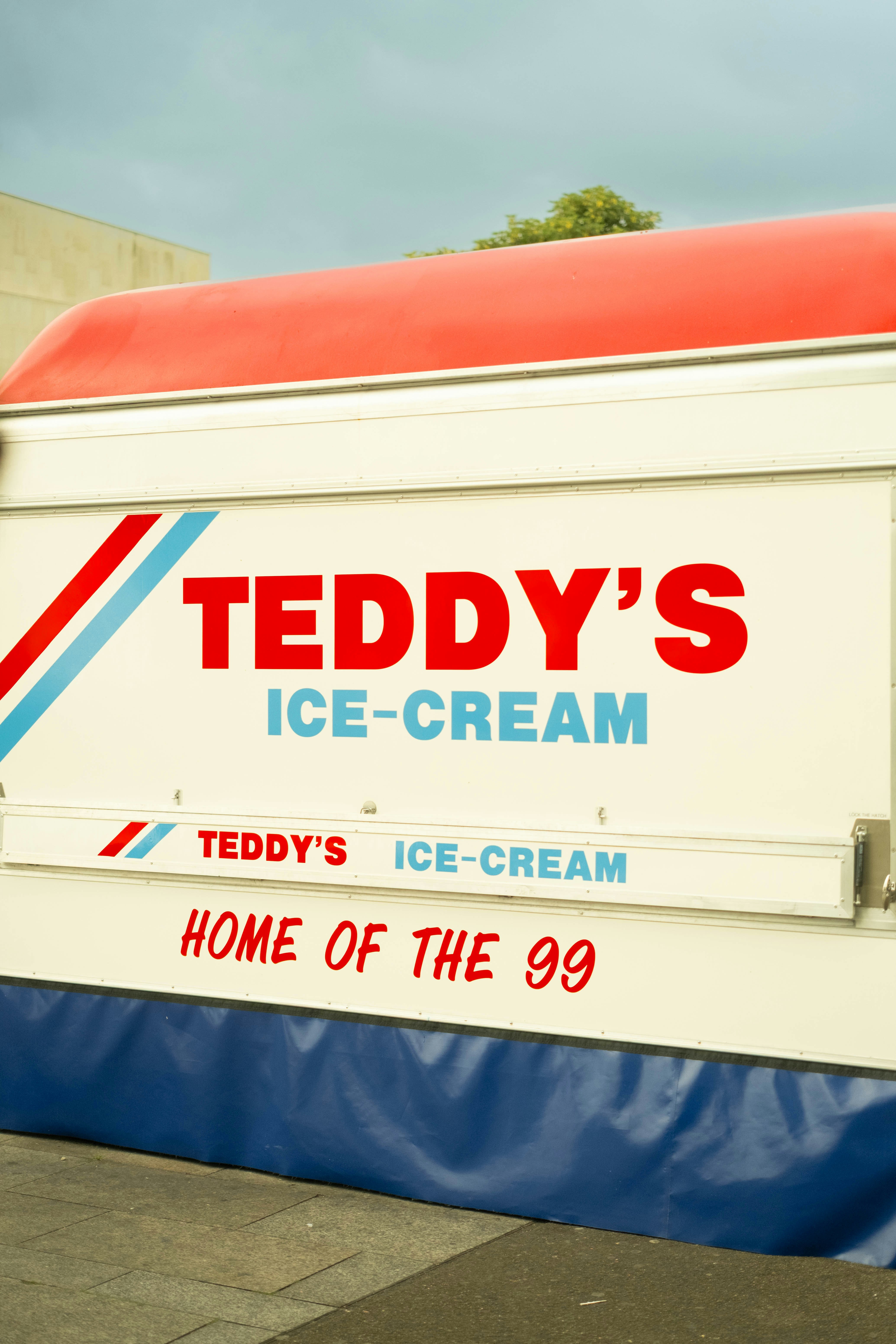 Teddy's Ice-Cream Truck Banner: A Bold Retro Mark on the Street
