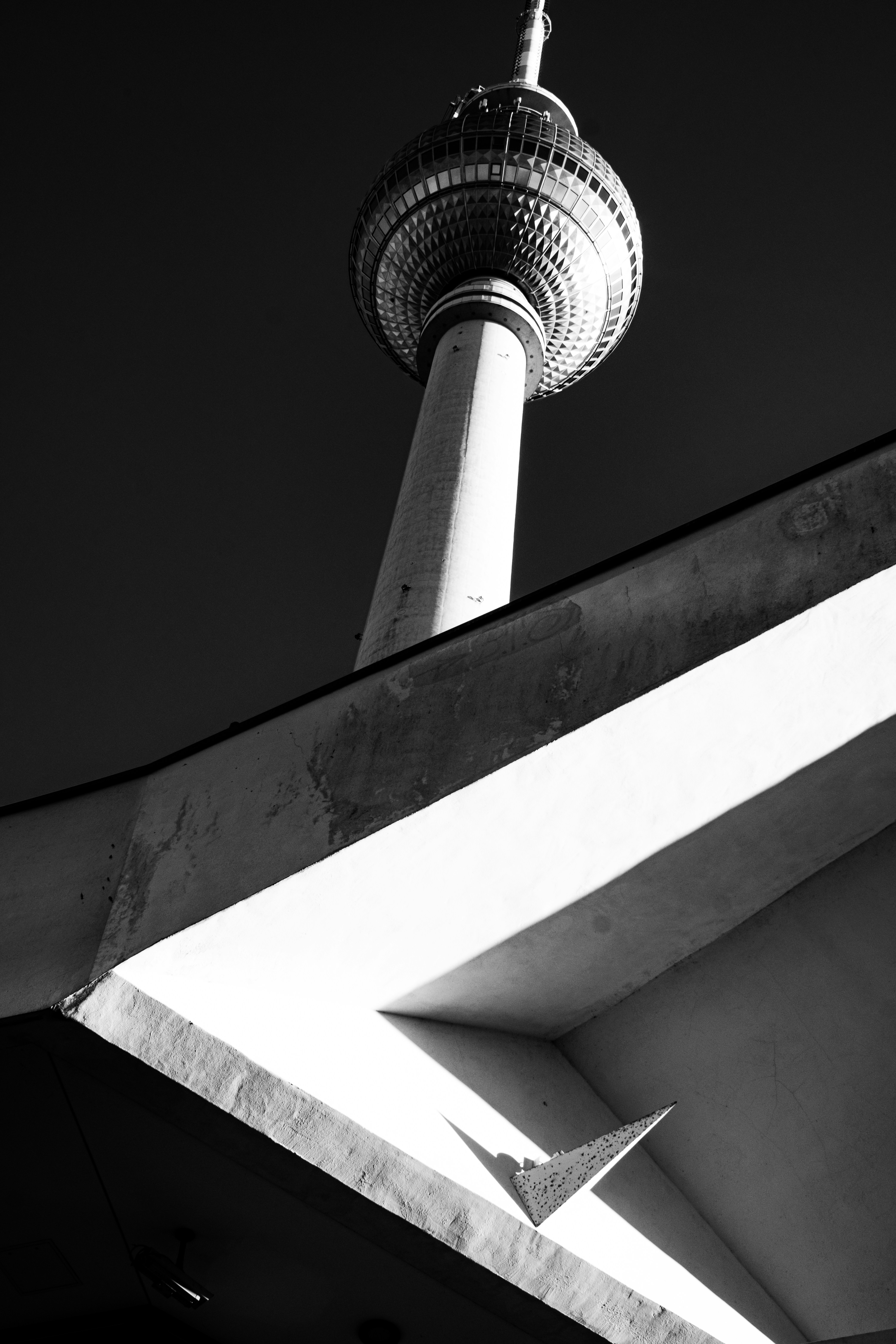 Towering Contrast: A Black-and-White Study of Geometry and Sky
