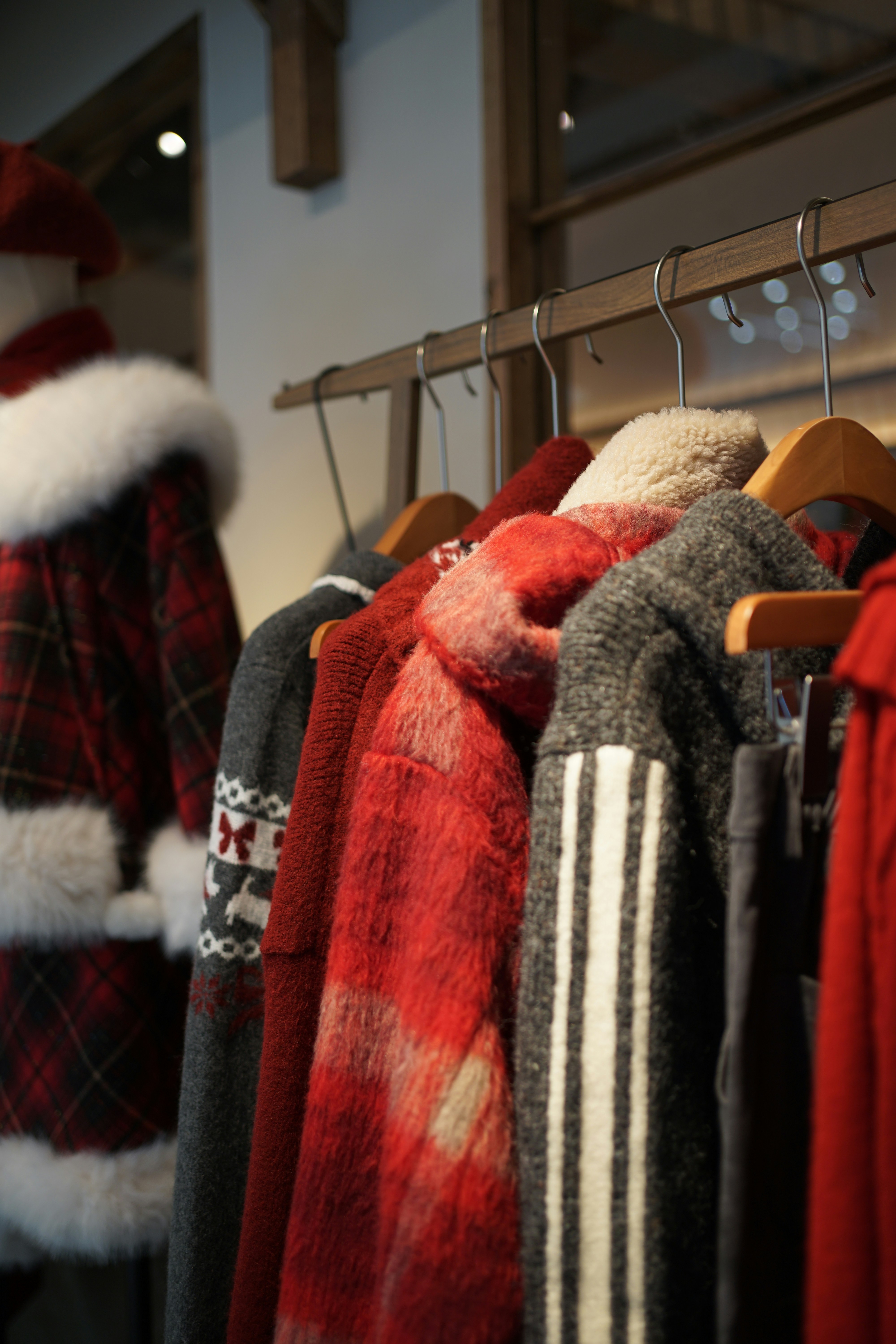 The Christmas-themed clothing on the store shelves is exquisite and warm.
