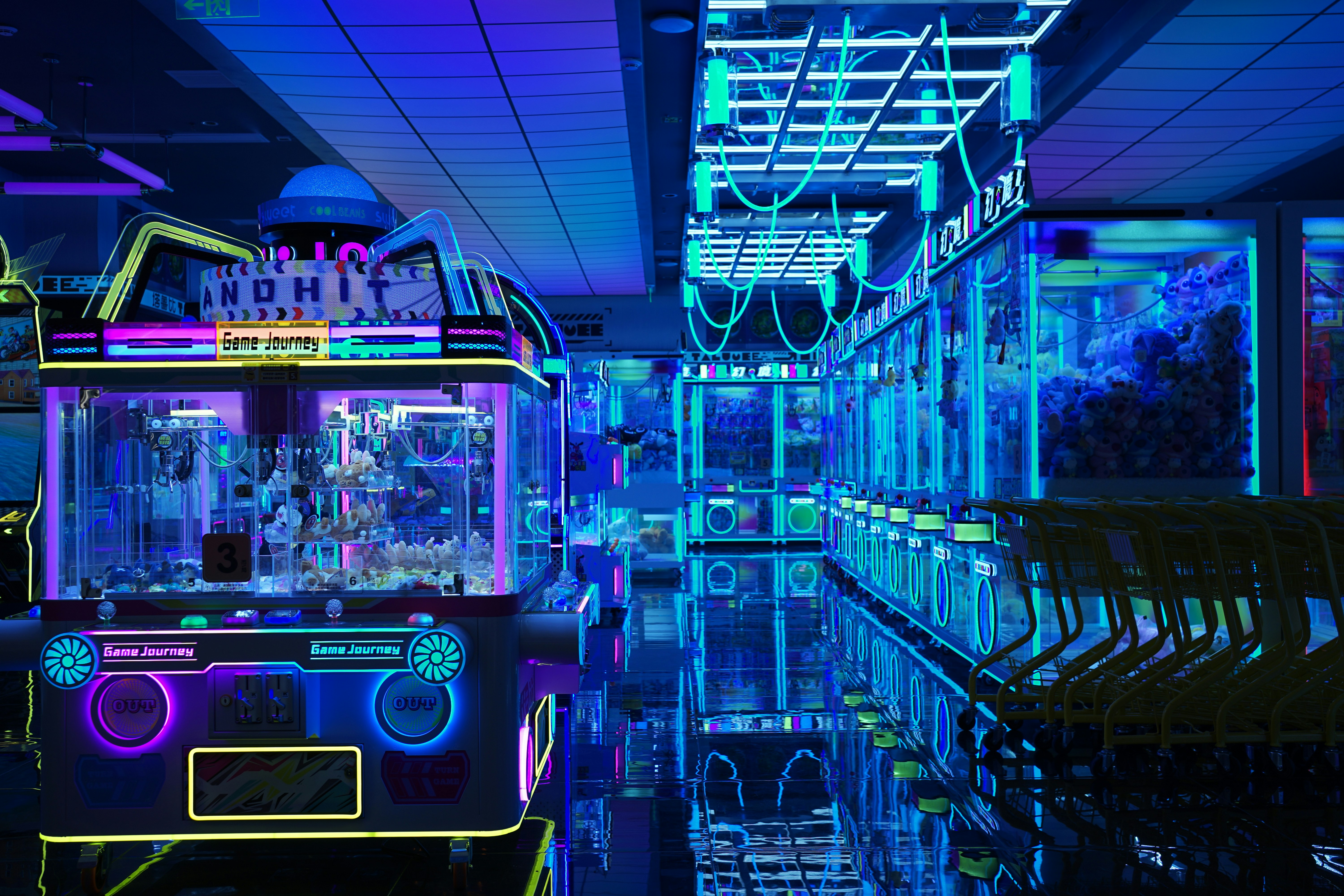 I passed by a really cool scene; the blue arcade gave off a cyberpunk vibe.